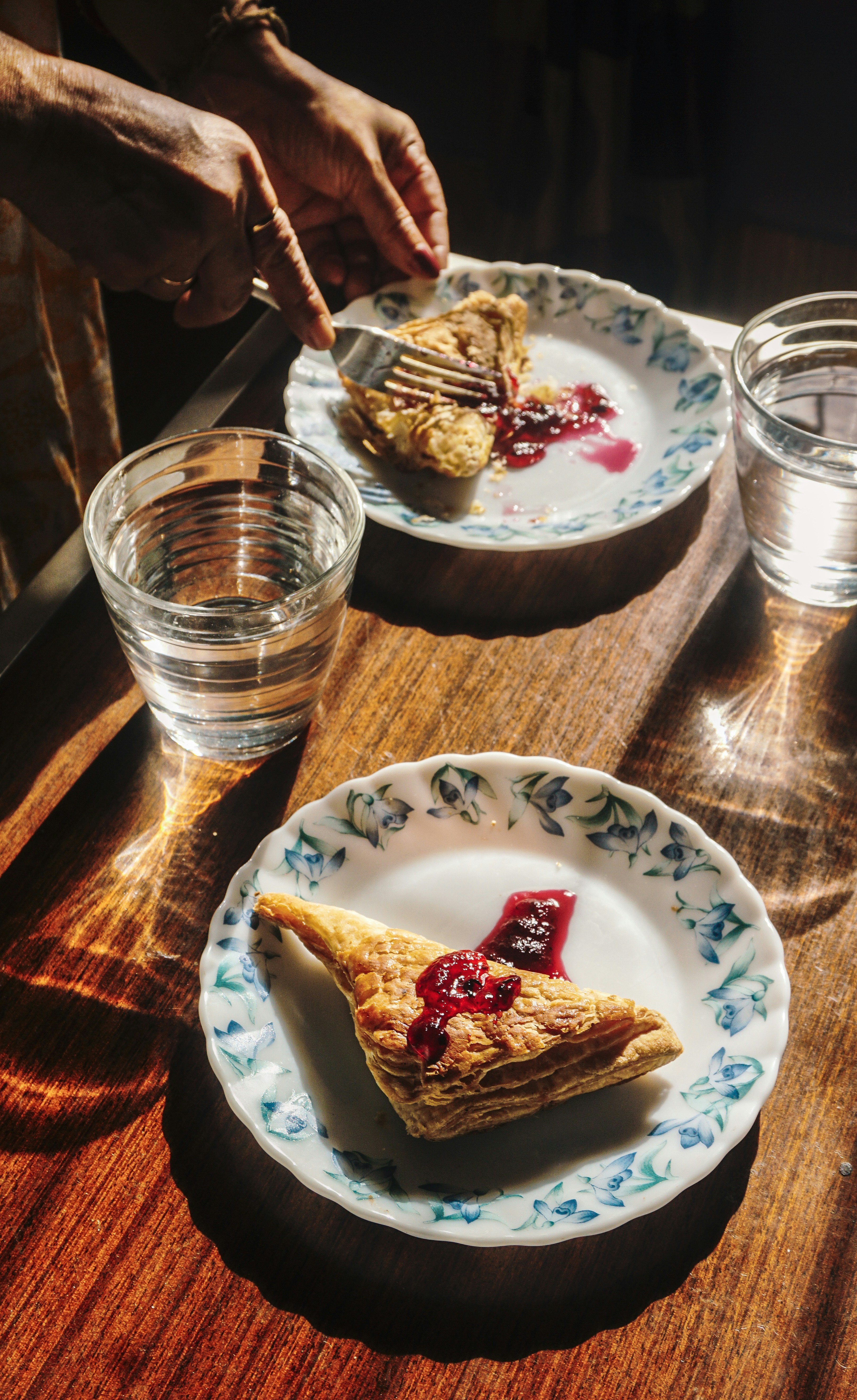 Una persona corta en un pedazo de pastel foto – Imagen de Alimento ...