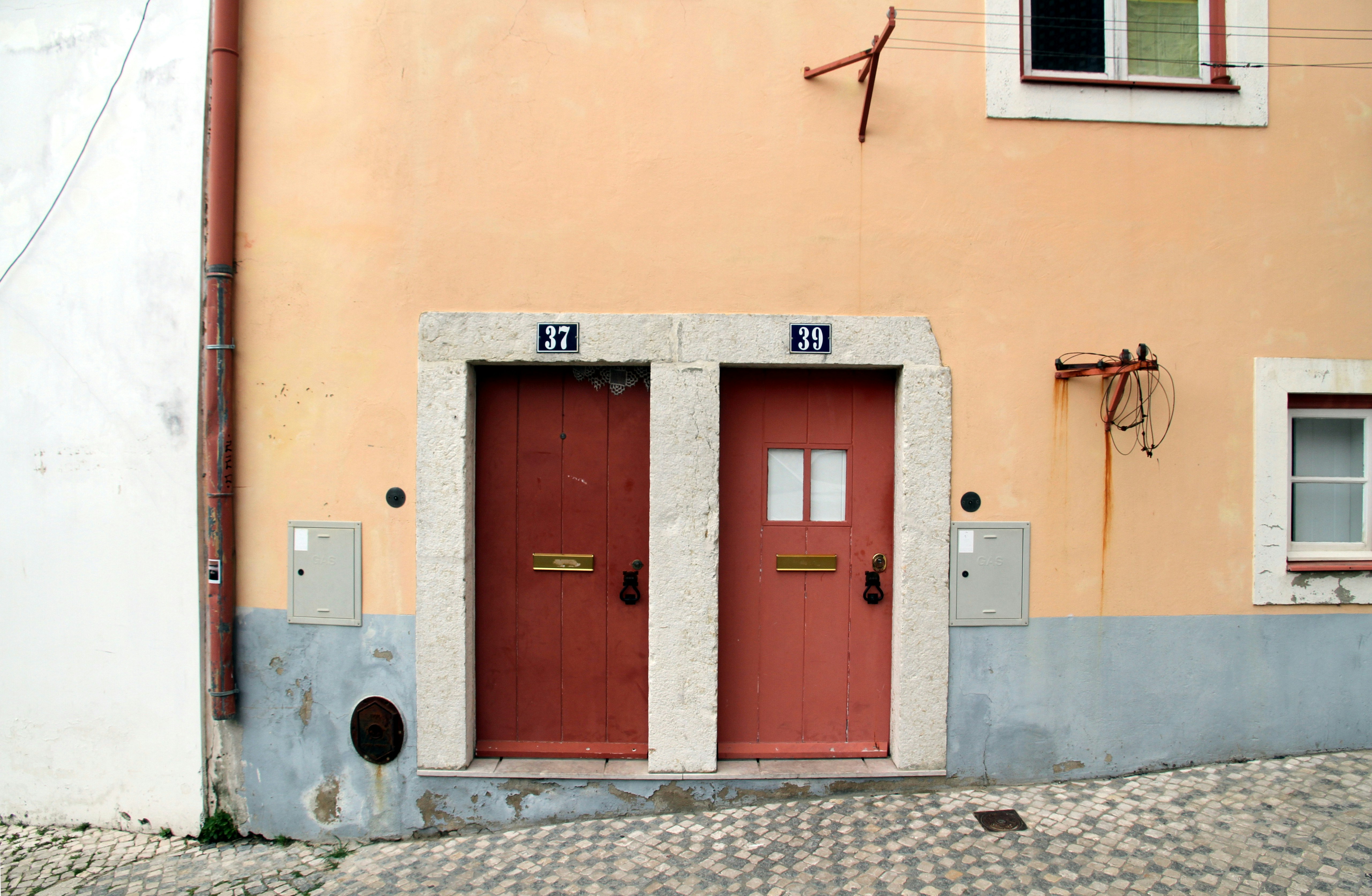 A building with a couple of doors photo – Free House Image on Unsplash
