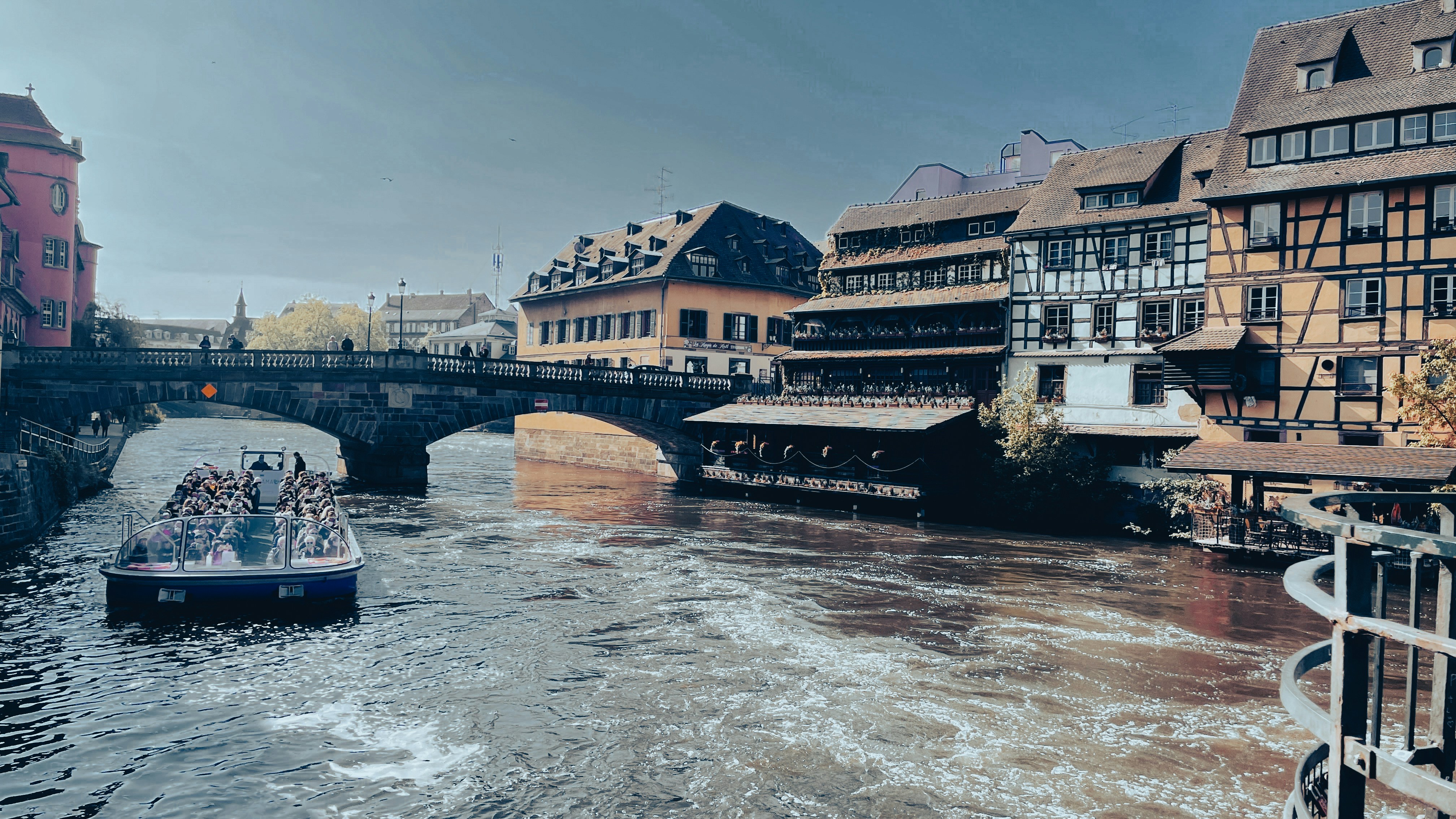 Un barco navegando por un río foto – Imagen de Estrasburgo gratuita en ...