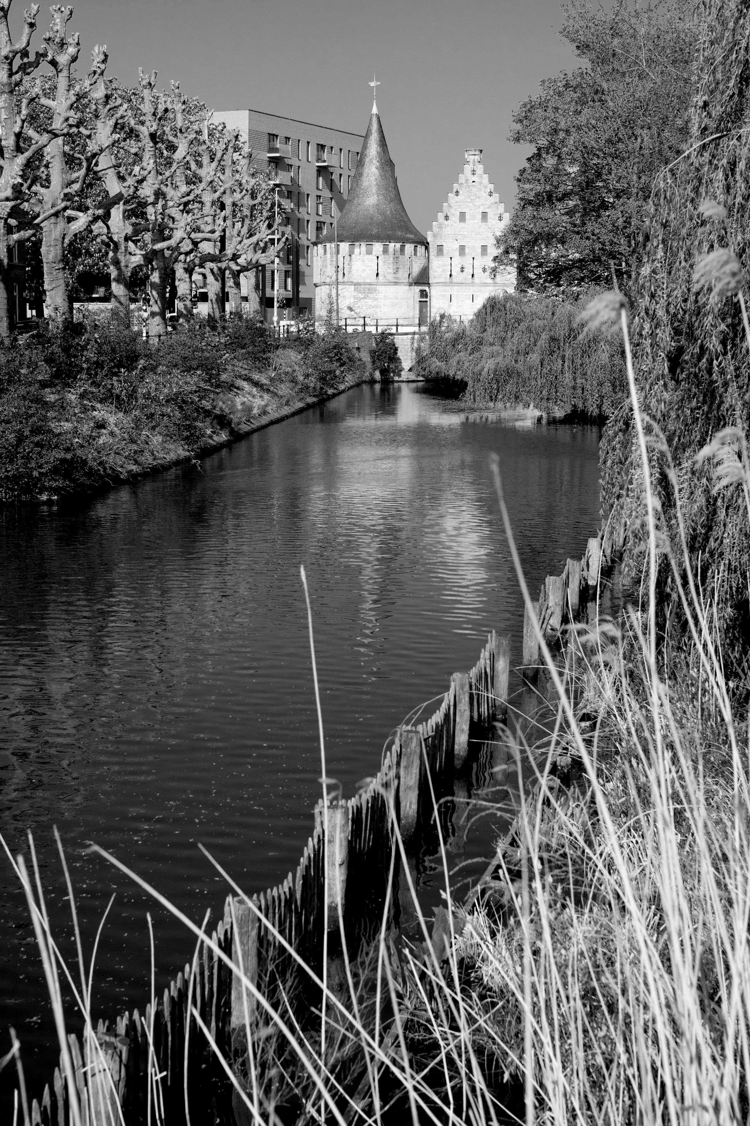 A river with a bridge going over it photo – Free Ghent Image on Unsplash
