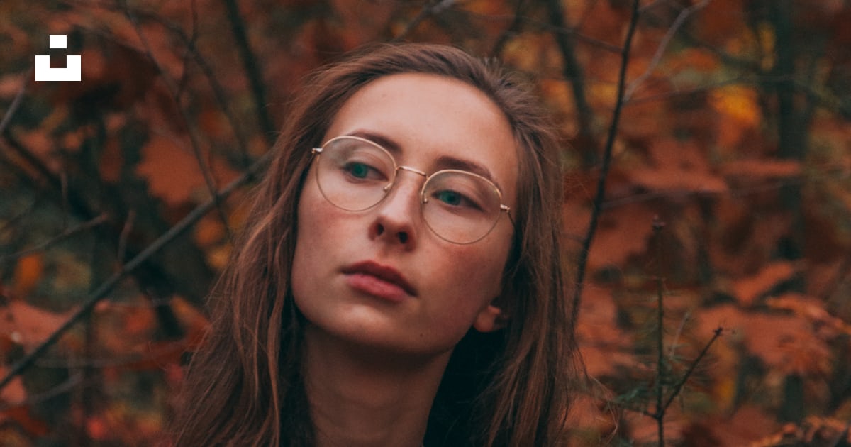 Foto Una Persona Parada Debajo De Un árbol Imagen Lentes Gratis En