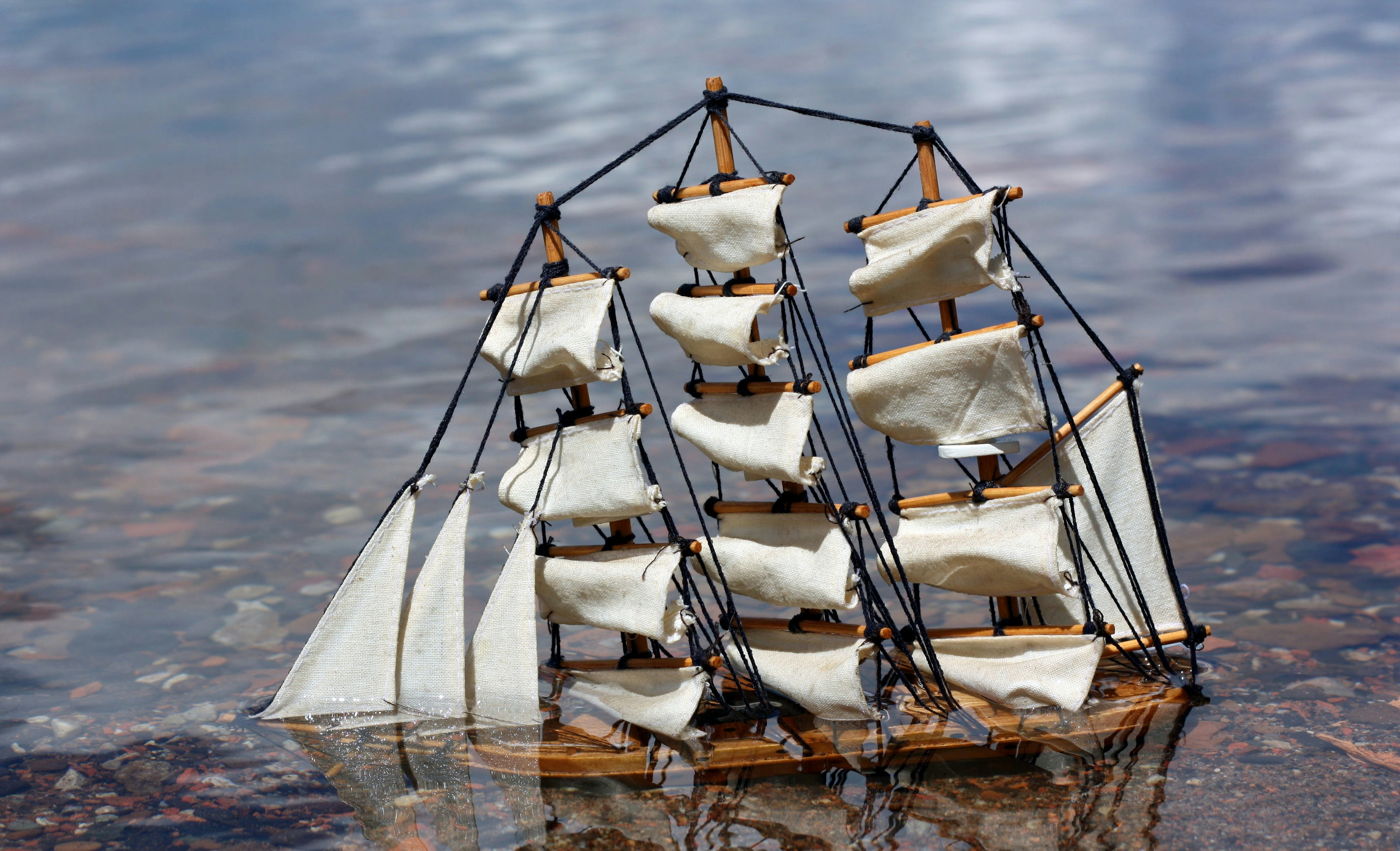 Foto zum Thema Ein Boot mit vielen weißen Gegenständen darauf ...