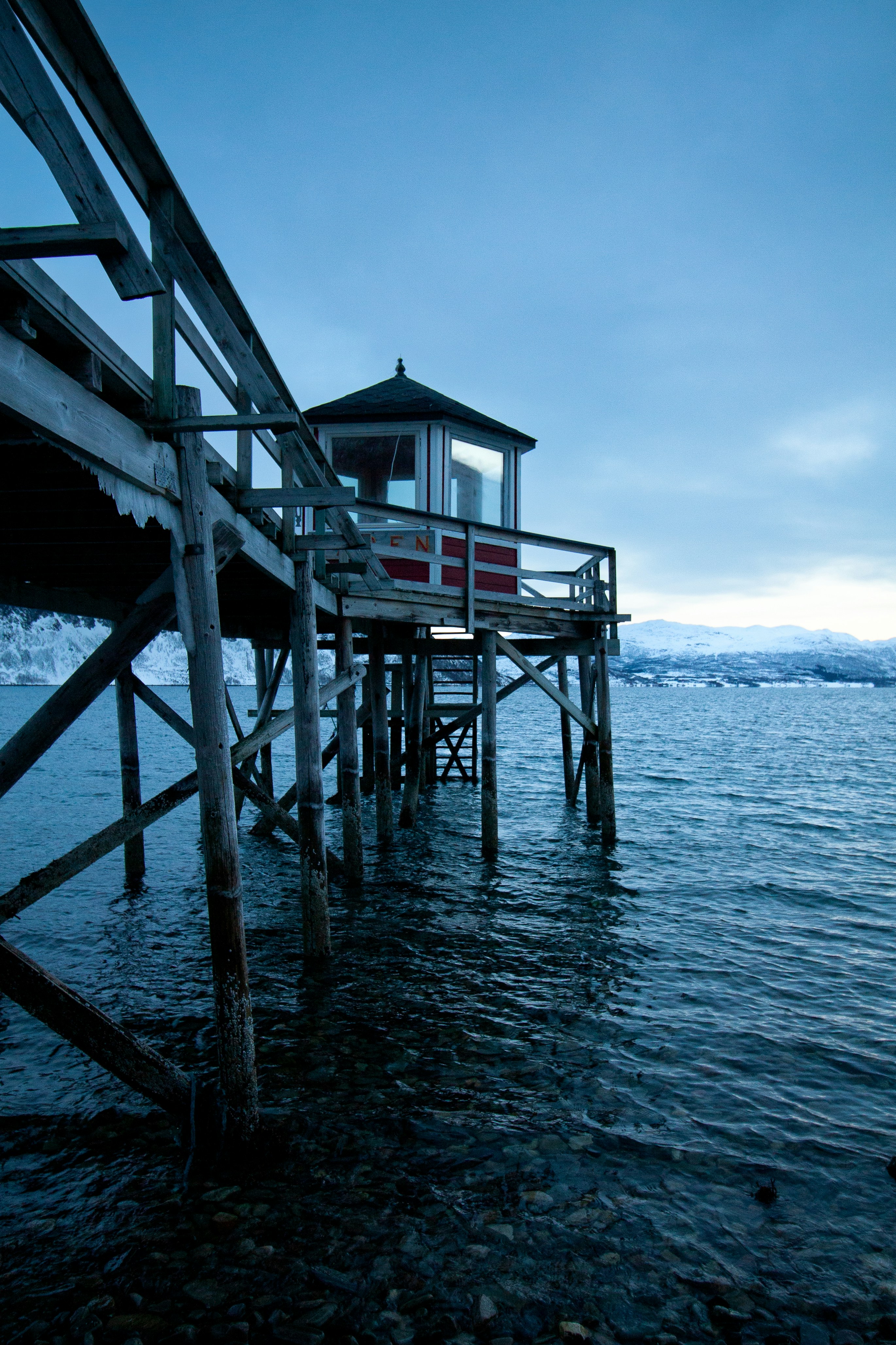 Un quai en bois au-dessus de l’eau photo – Photo Uløya Gratuite sur ...