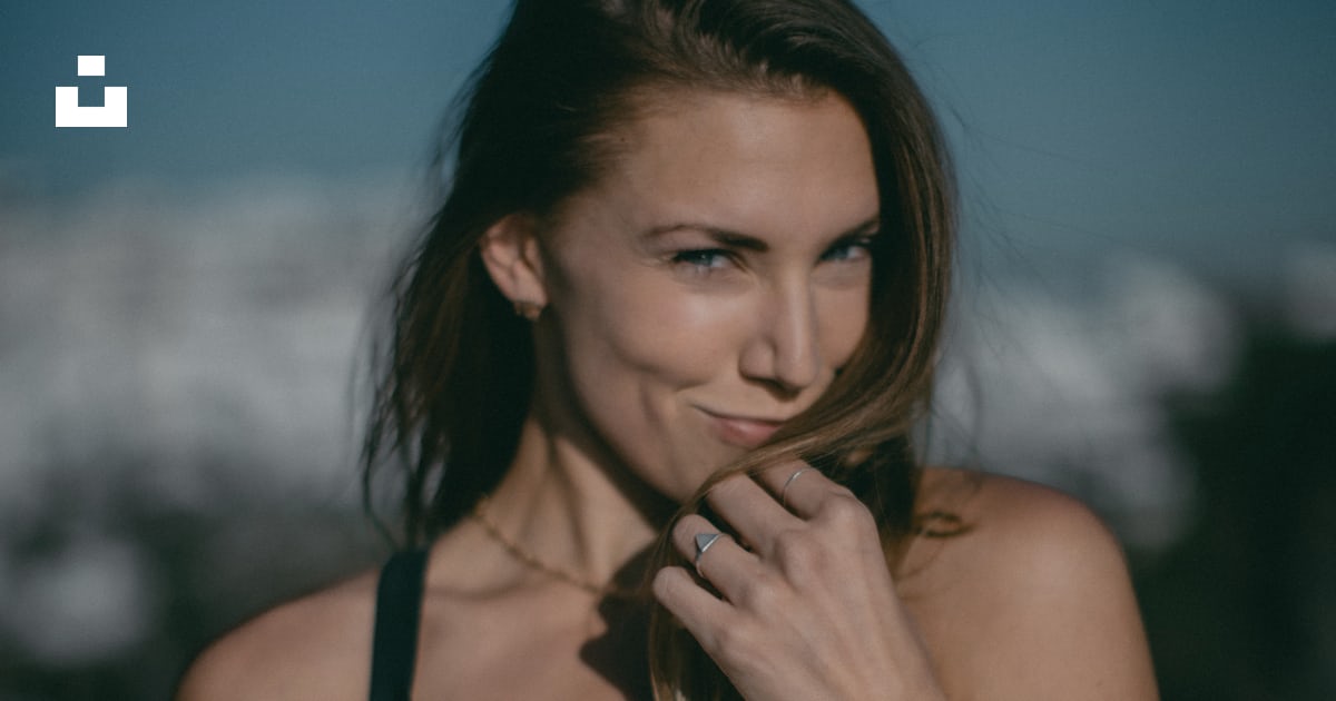 Foto zum Thema Eine Frau posiert für ein Foto – Kostenloses Bild zu ... Foto zum Thema Eine Frau posiert für ein Foto – Kostenloses Bild zu ...