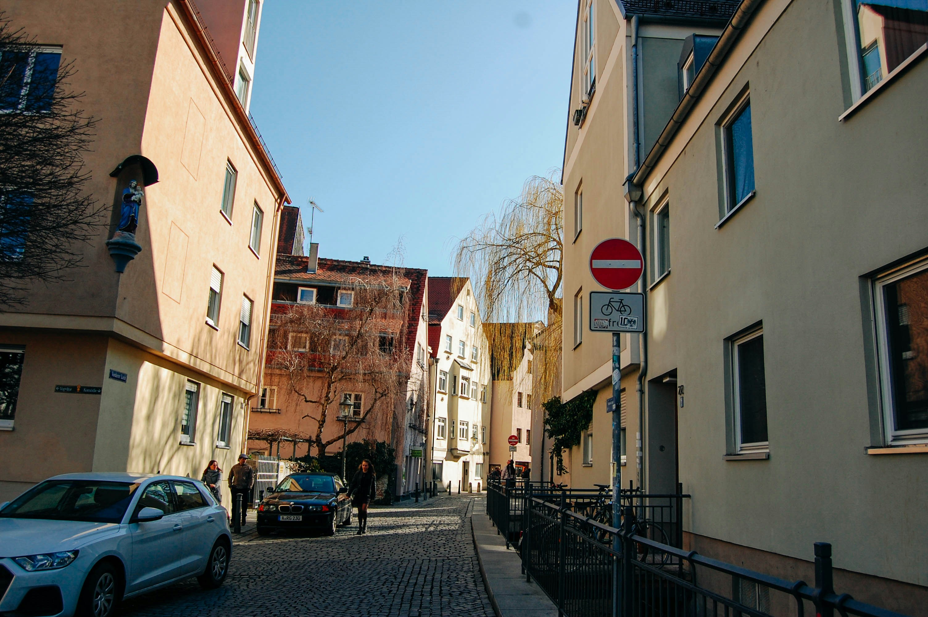 Un panneau de signalisation dans une rue de la ville photo – Image ...