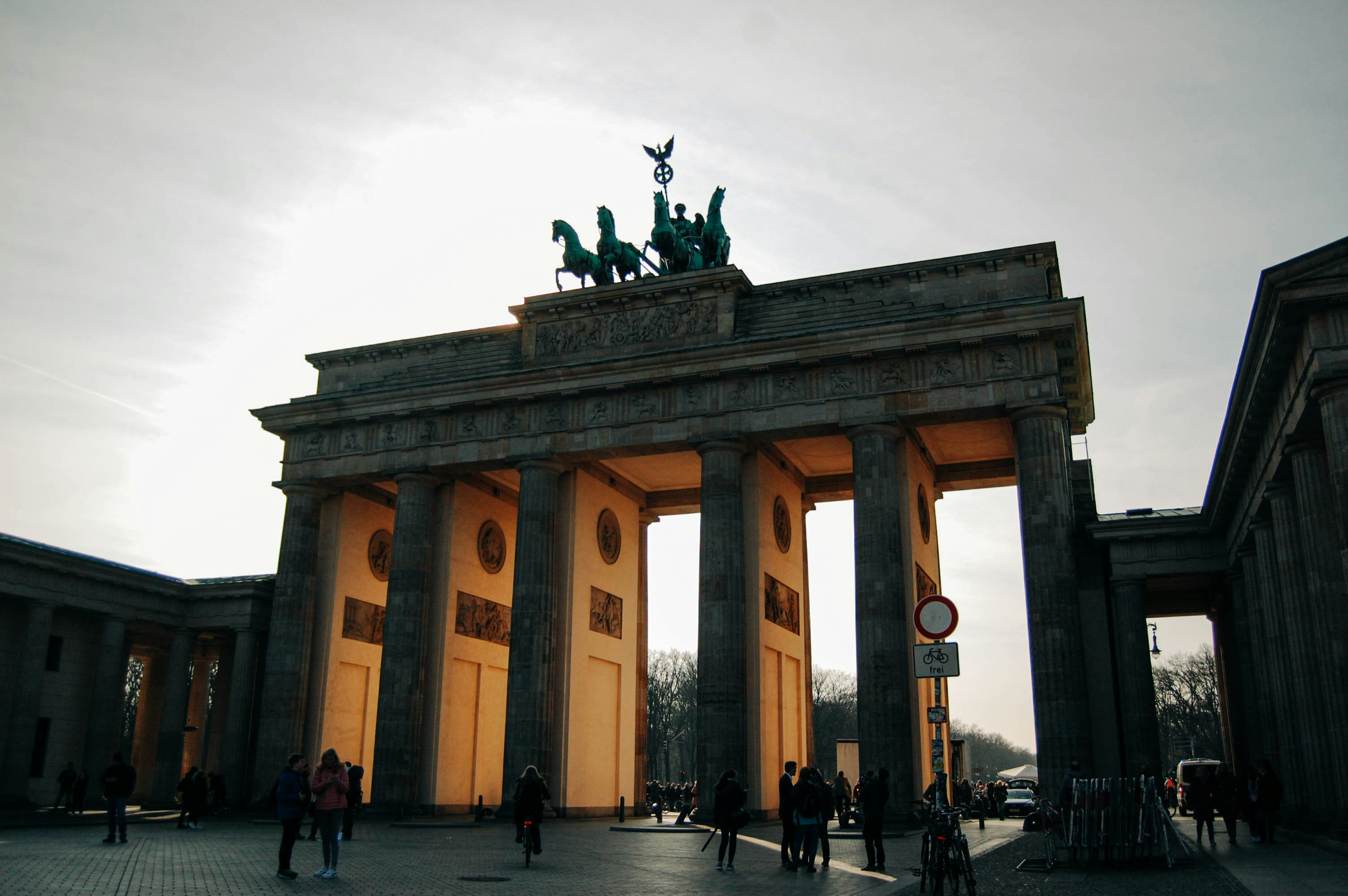 Foto zum Thema Ein großer steinerner Torbogen mit Statuen auf der ...