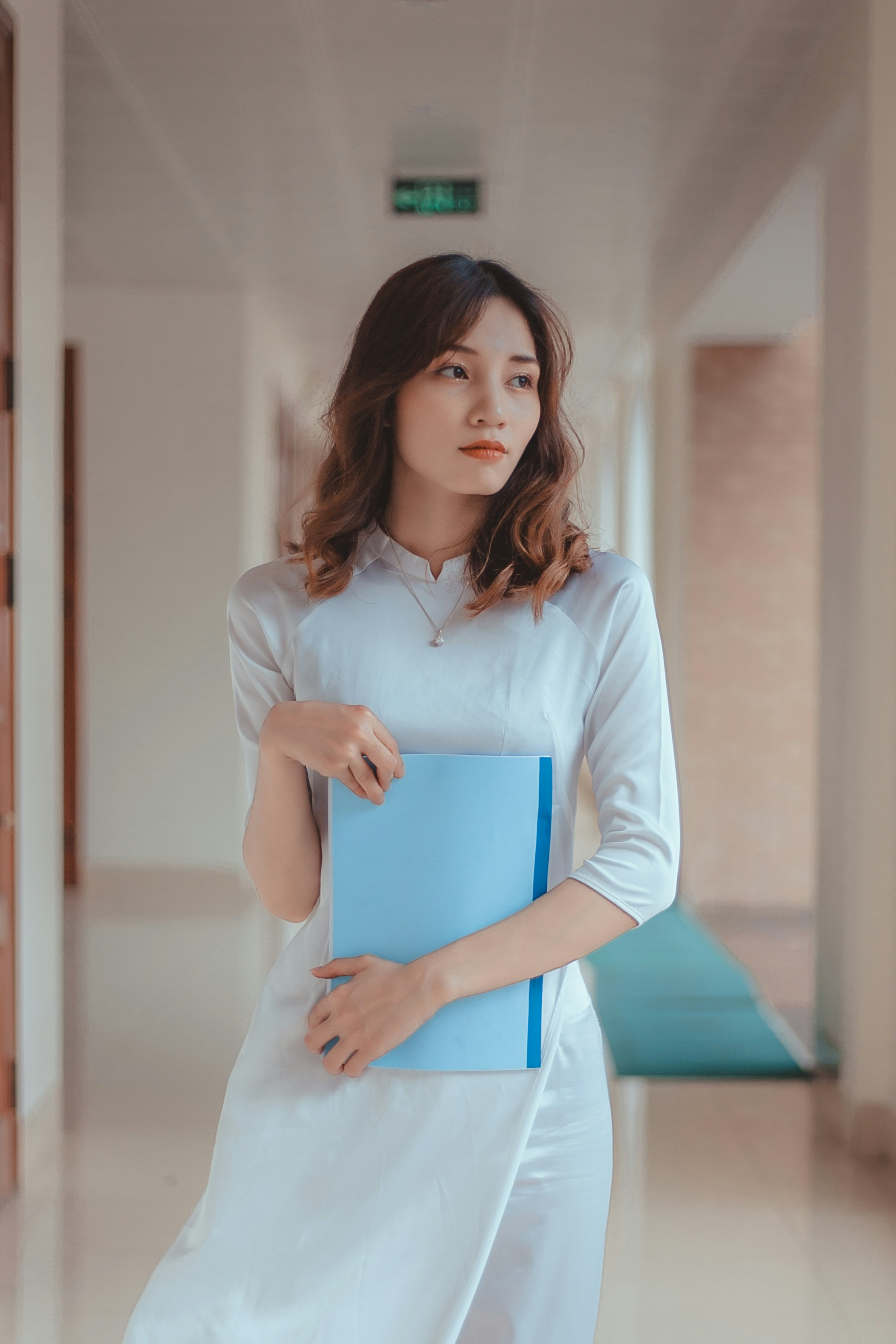A woman in a white dress photo – Free College students Image on Unsplash