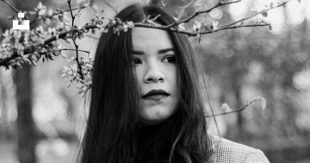Foto Una Mujer Parada Debajo De Un árbol Imagen Gris Gratis En Unsplash