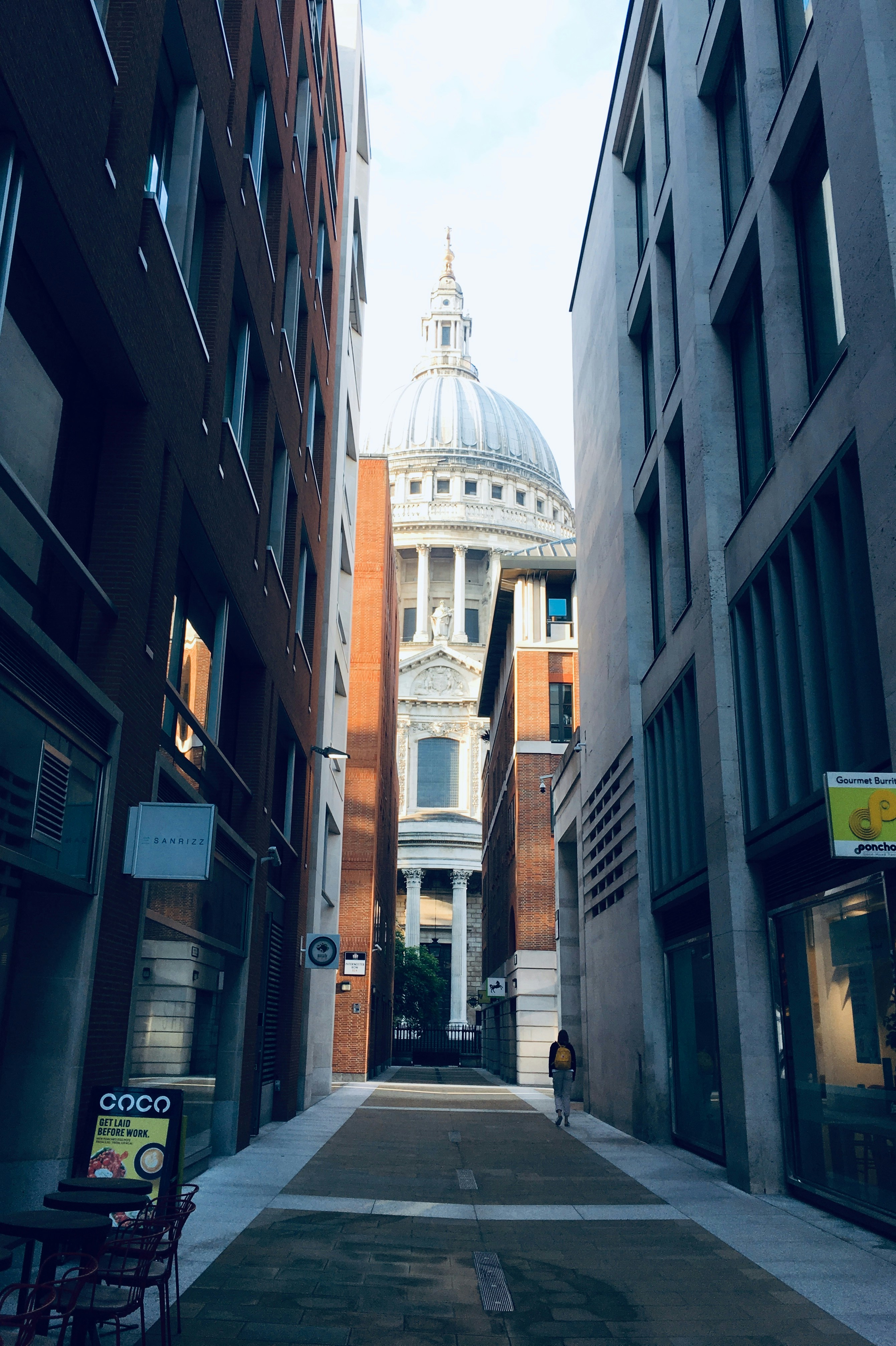 Alleyway Convergence: Framing St. Paul’s Dome Beyond Modern Facades