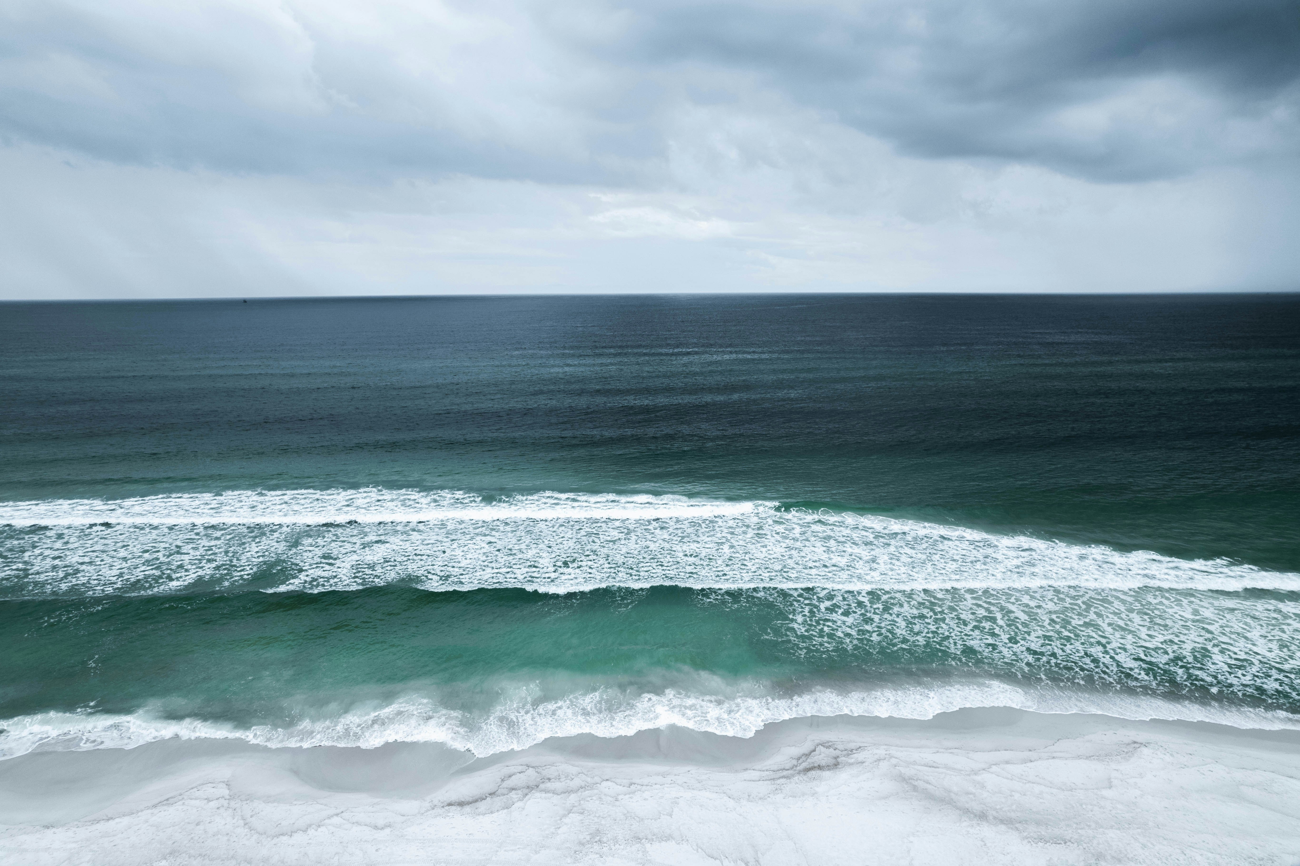 Vagues s’écrasant sur une plage photo – Photo Plage de la ville de ...