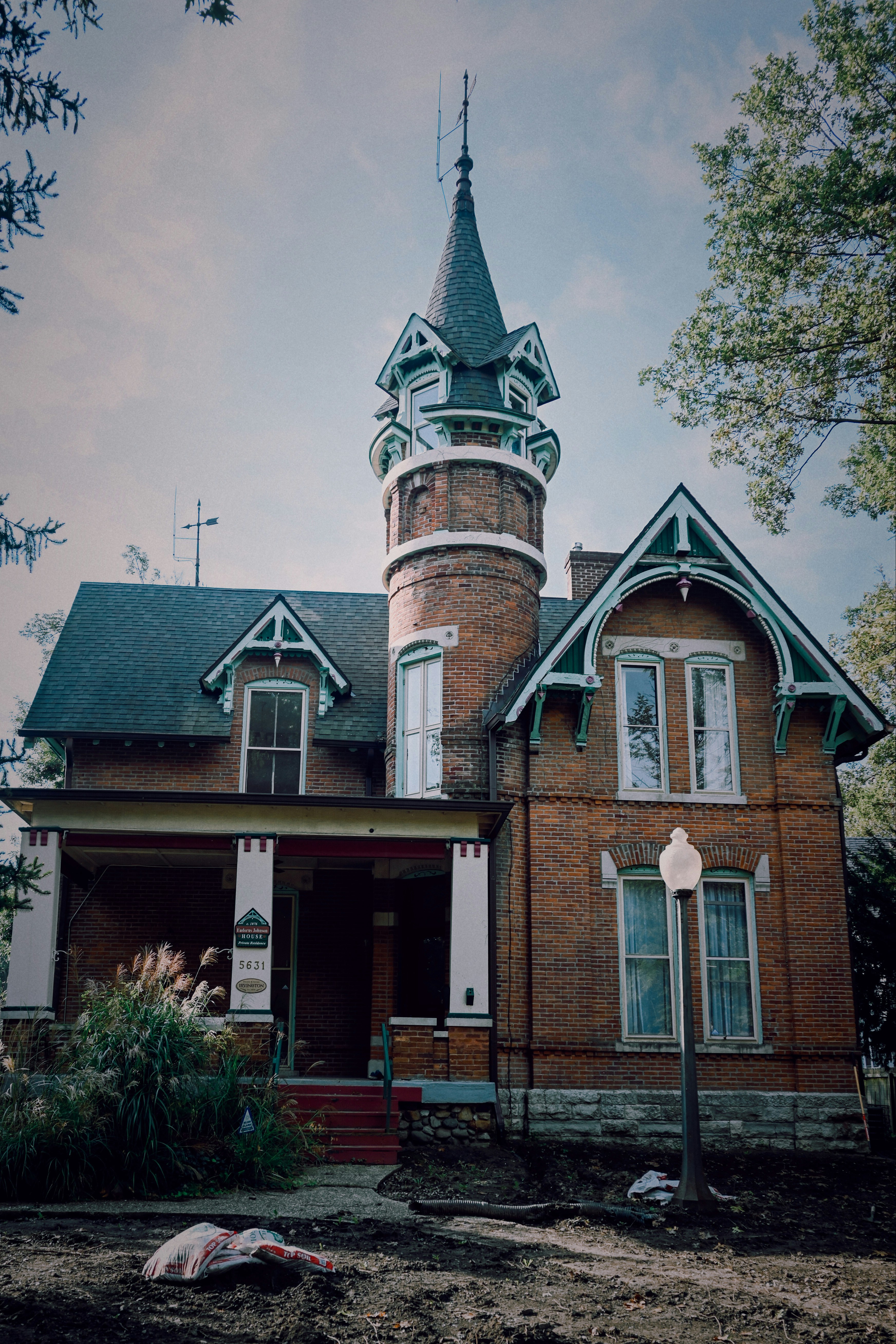 A brick building with a steeple photo – Free Grey Image on Unsplash