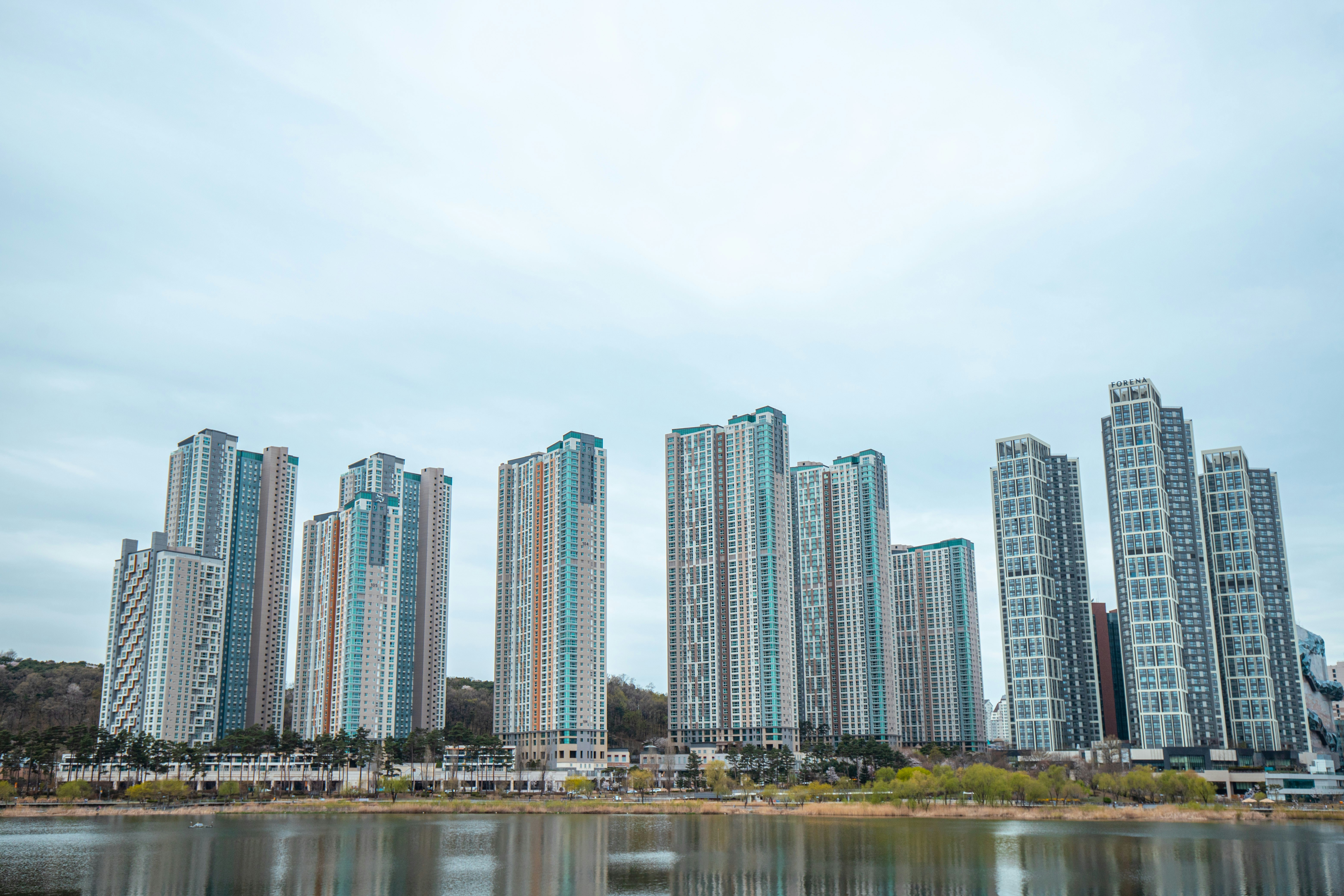 A city skyline with a body of water in front of it photo – Free ...