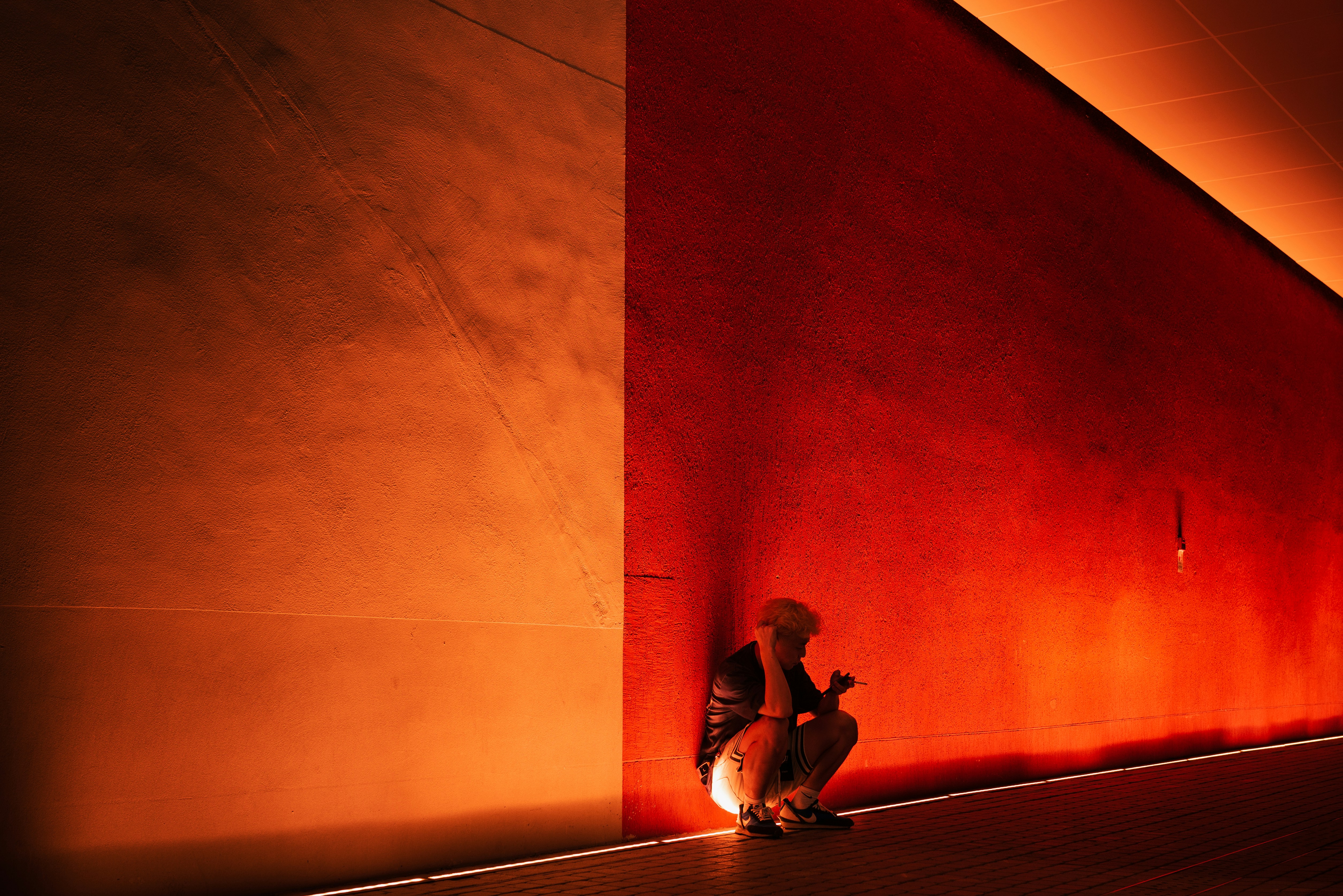 Foto Una persona sentada en una pared – Imagen Personas gratis en Unsplash