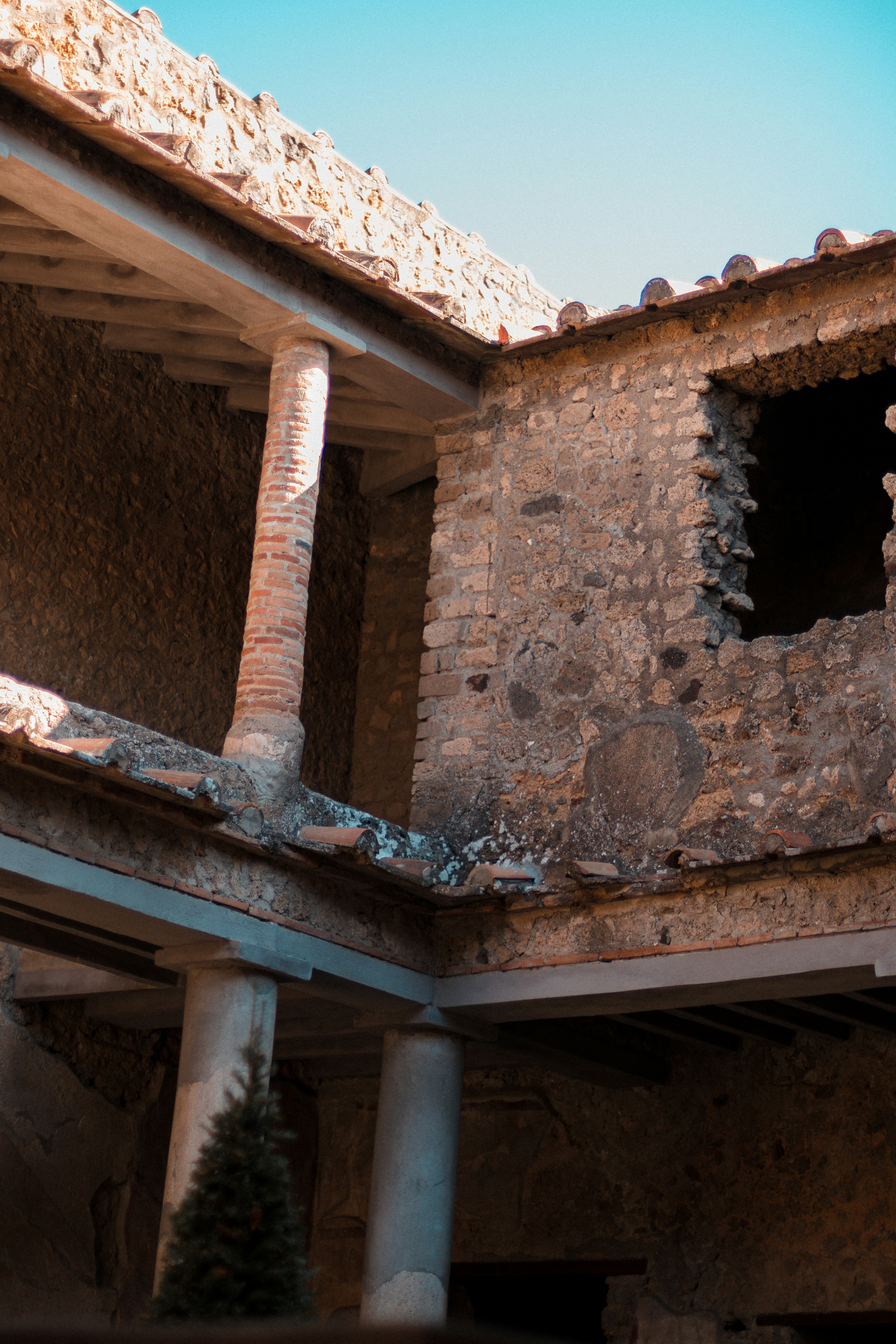 Foto Un edificio con un techo roto – Imagen Gris gratis en Unsplash