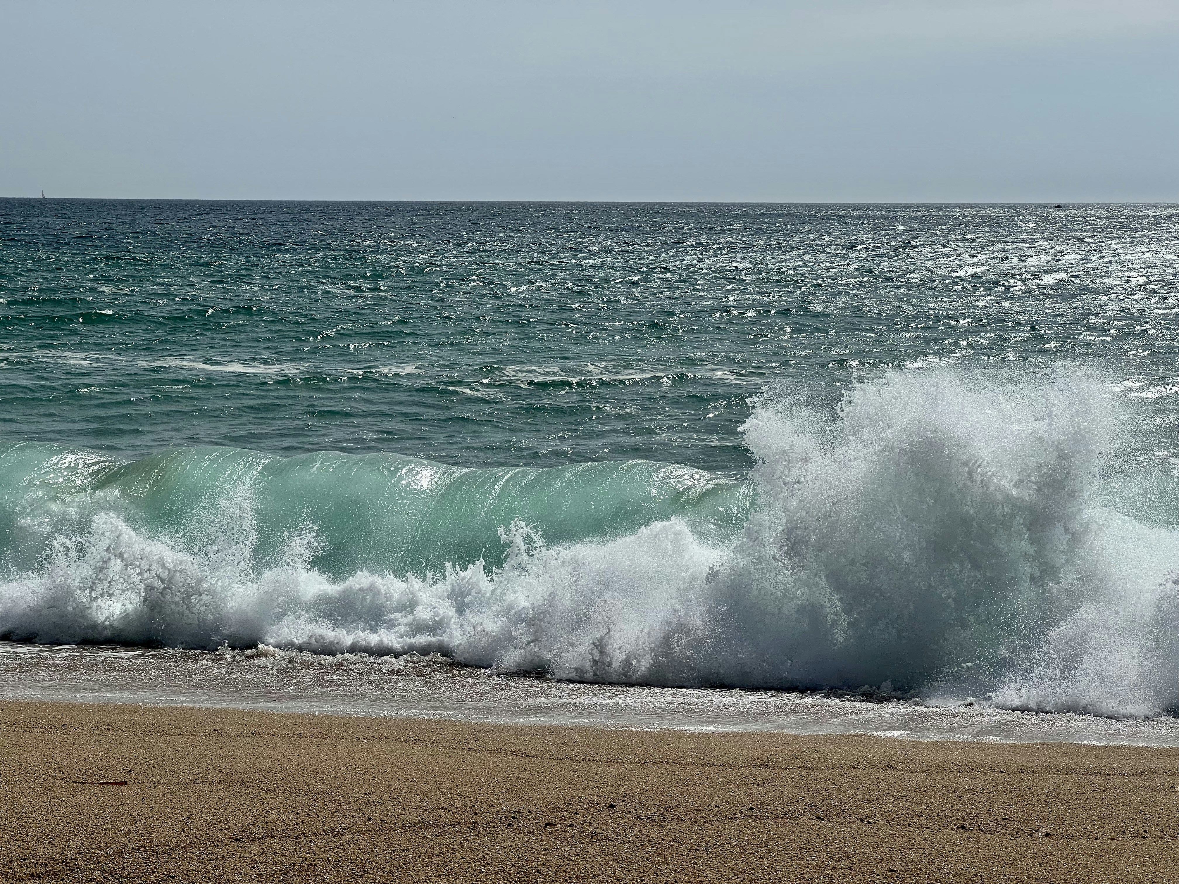 Vagues s’écrasant sur une plage photo – Photo Gris Gratuite sur Unsplash