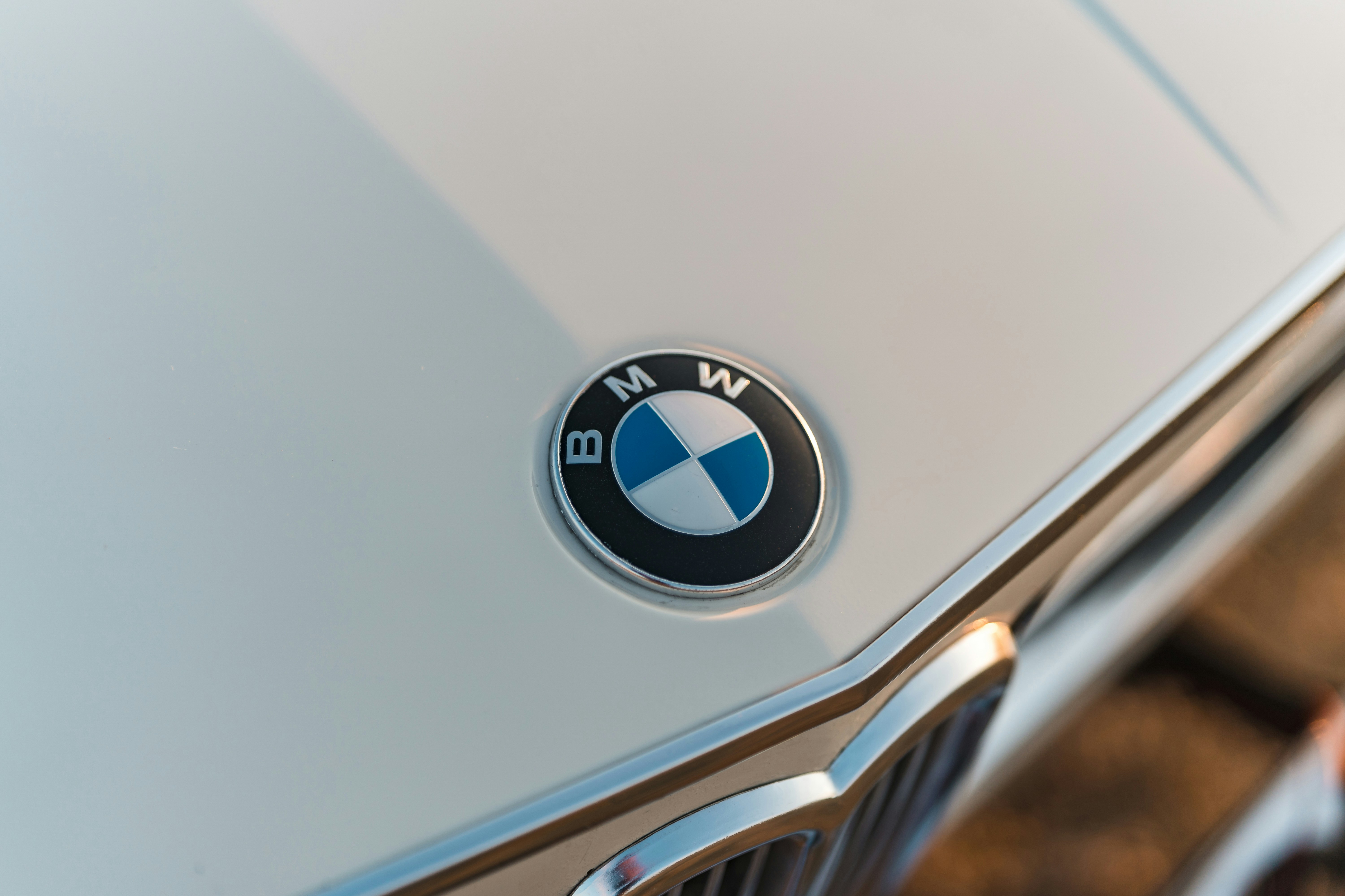 Foto zum Thema Eine Nahaufnahme des Logos eines Autos – Kostenloses ...