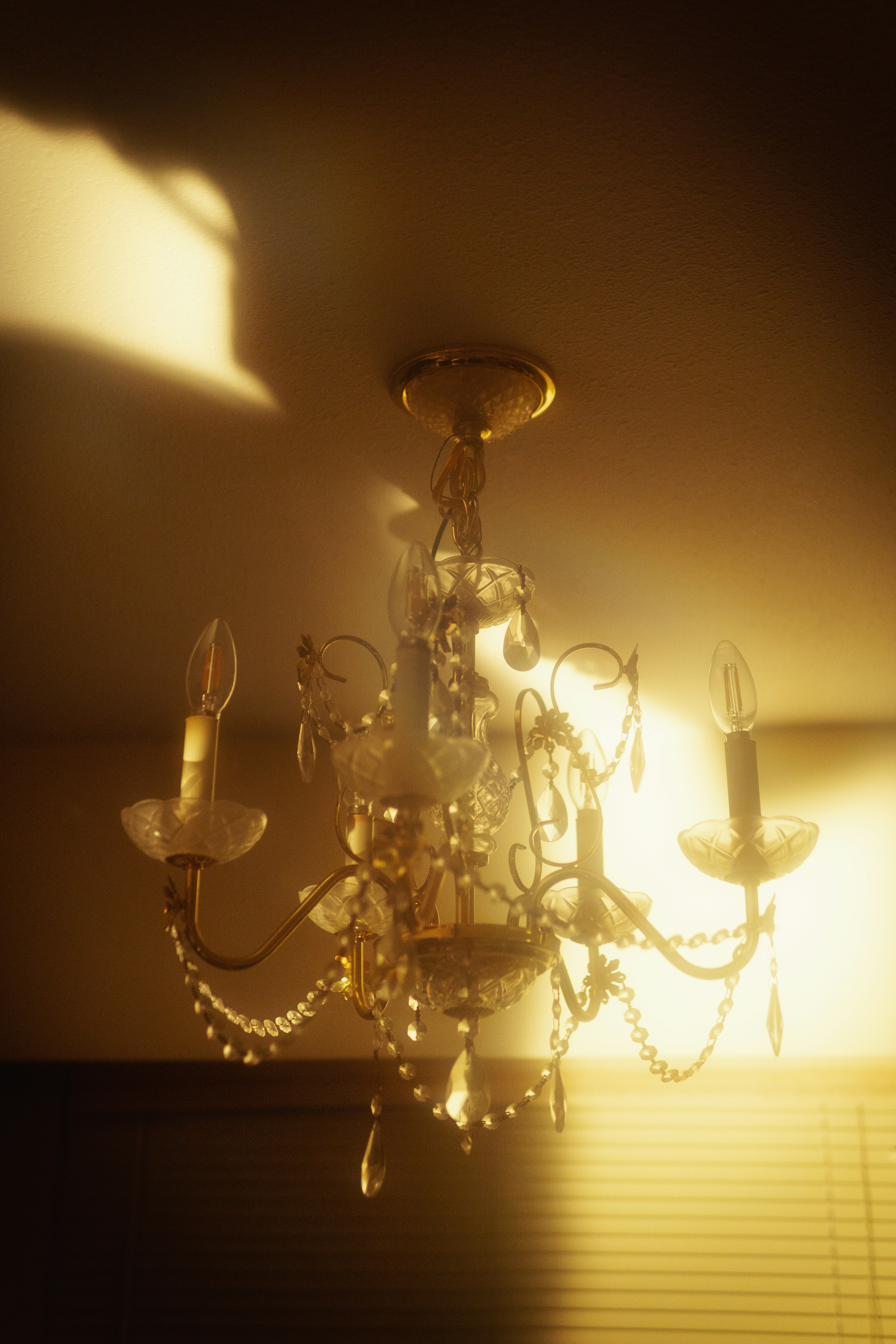 Amber Constellation: A Vintage Crystal Chandelier Bathes the Room in Quiet Light