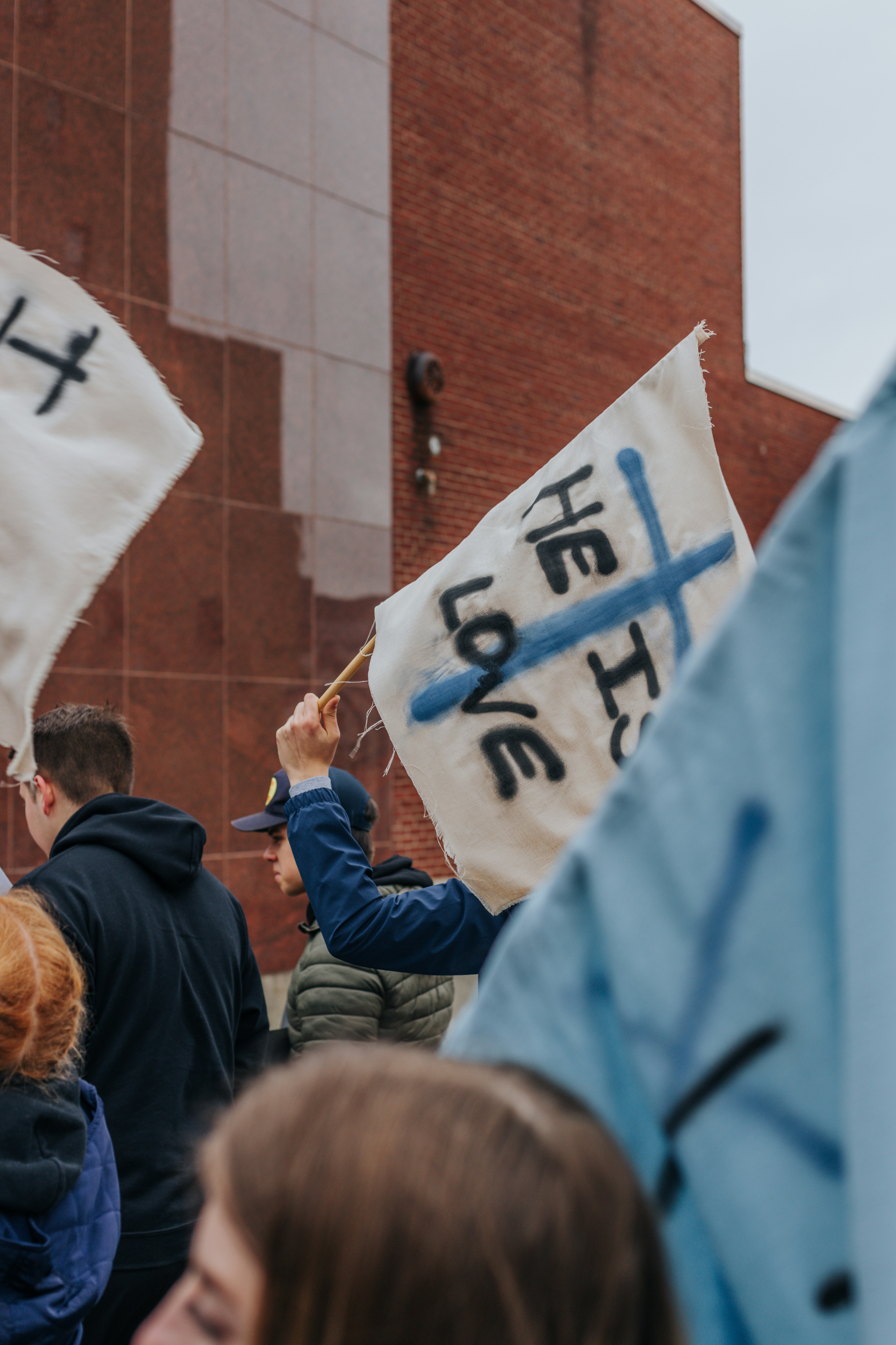 A person holding a sign photo – Free People Image on Unsplash