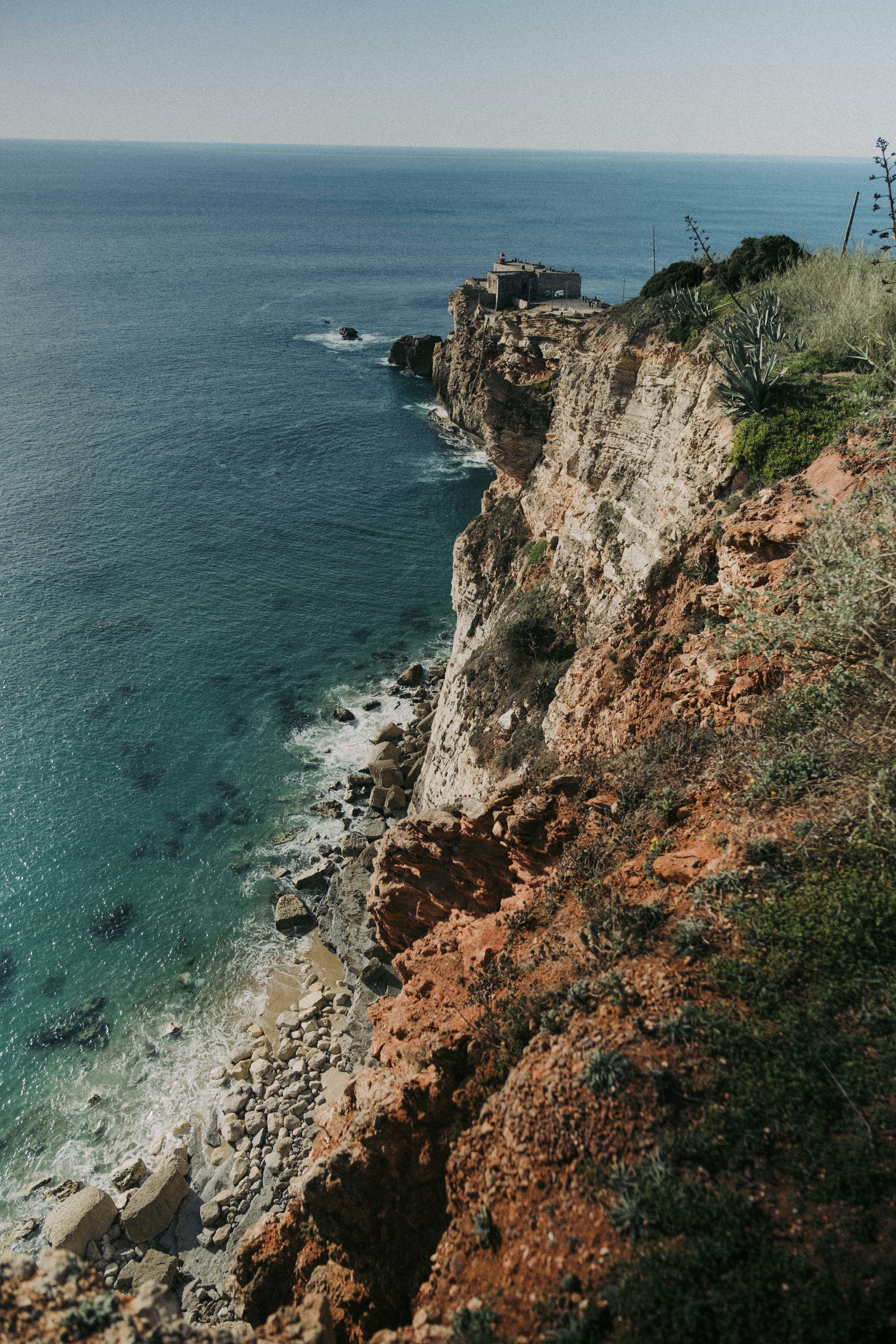 Une falaise rocheuse à côté d’un plan d’eau photo – Image gratuite de ...