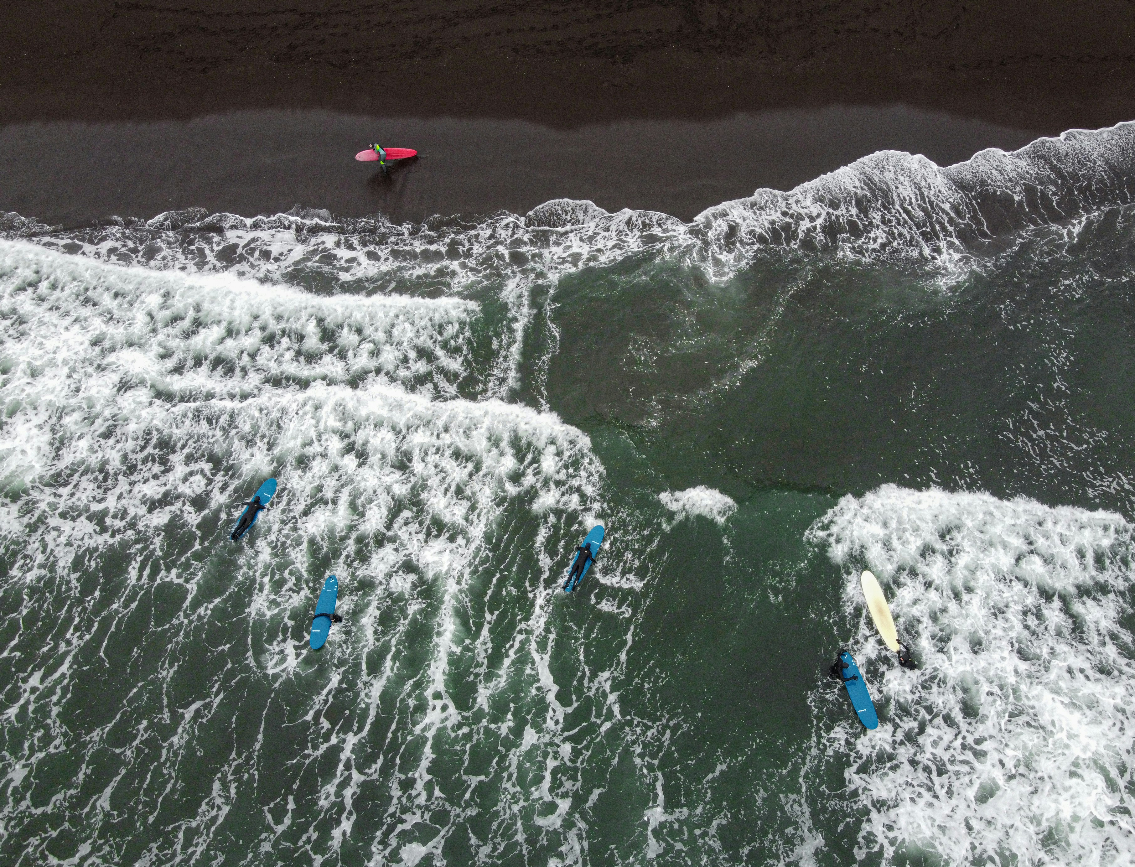 Foto Un grupo de personas surfeando en un río – Imagen Grigio gratis en ...
