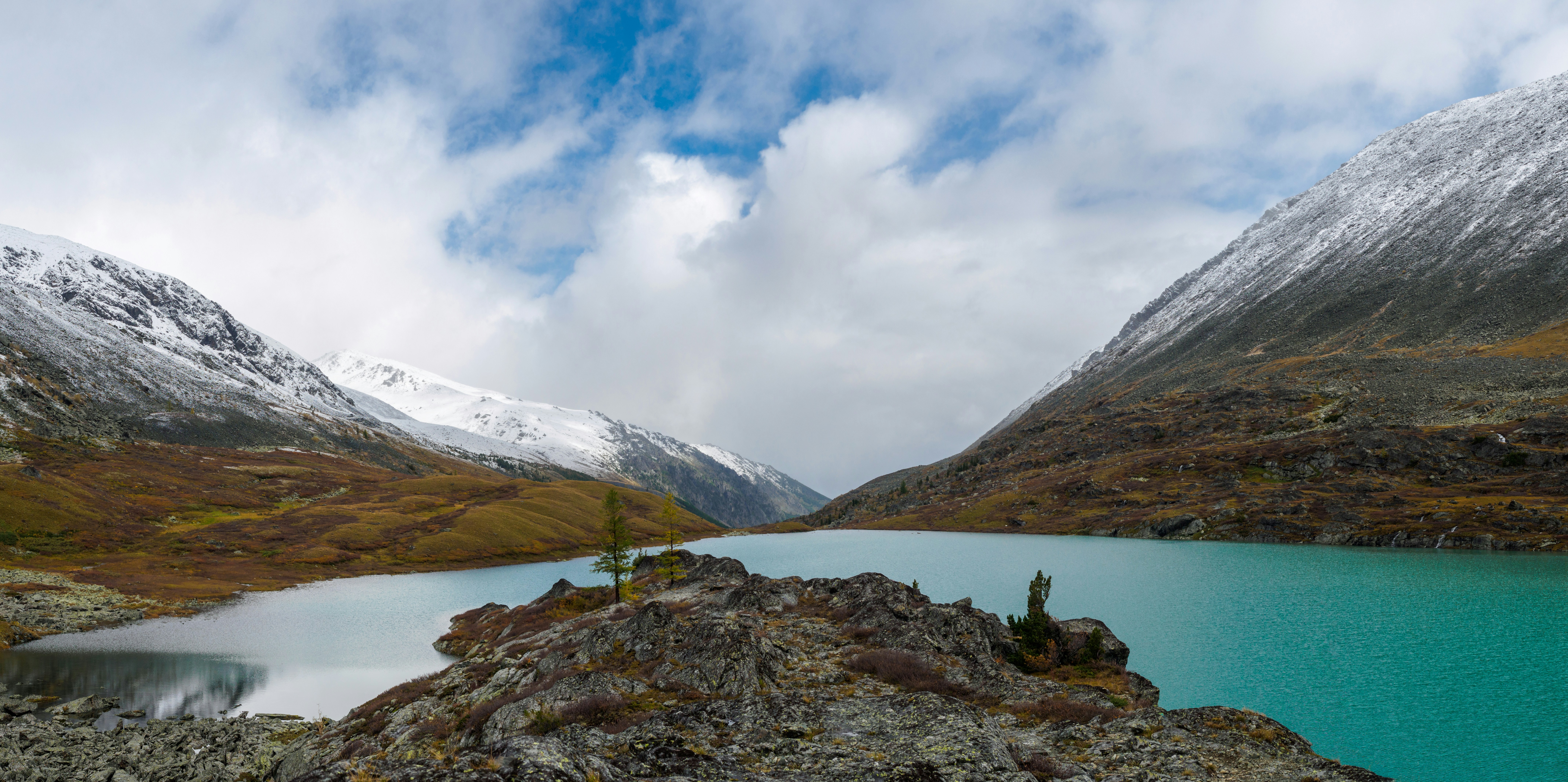 Foto Un lago rodeado de montañas – Imagen Rayón Ust'-Koksinskiy gratis ...