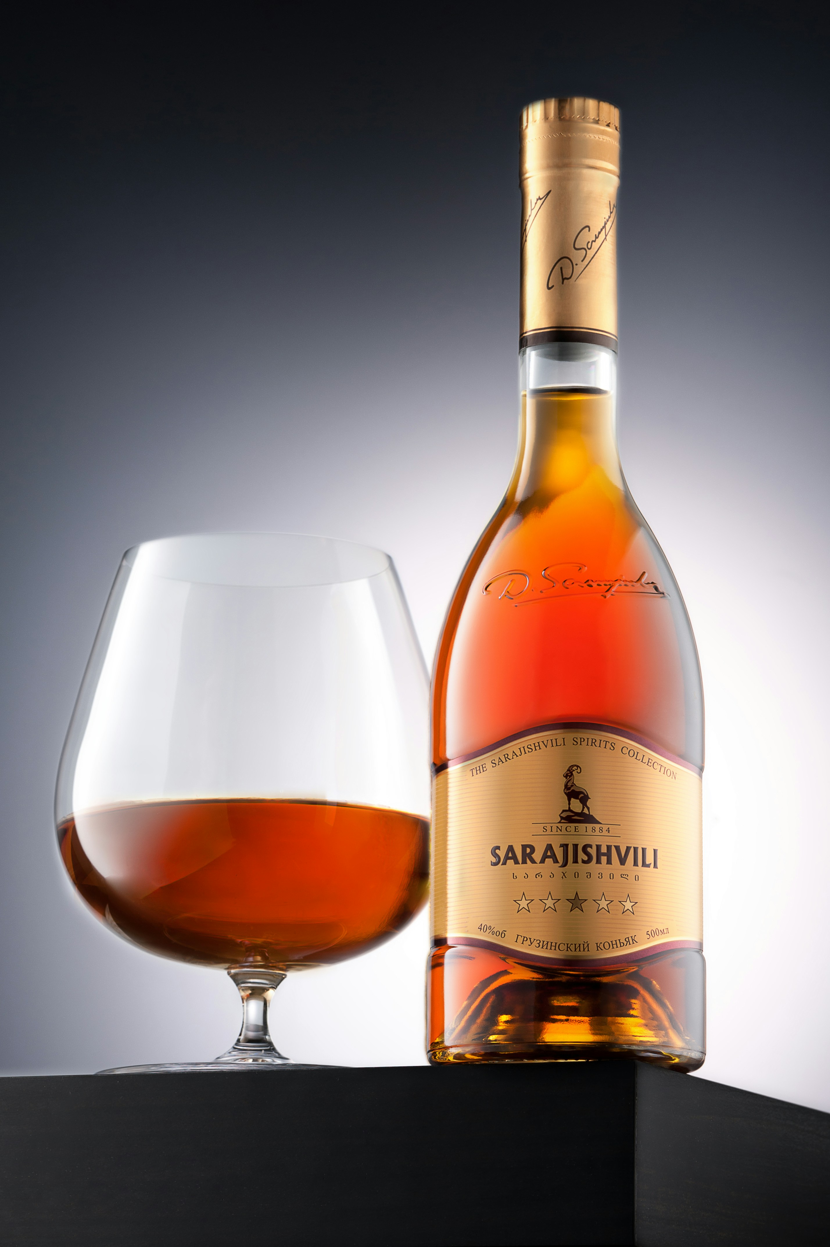 Foto Una botella de alcohol junto a una copa de vino – Imagen Alcohol ...
