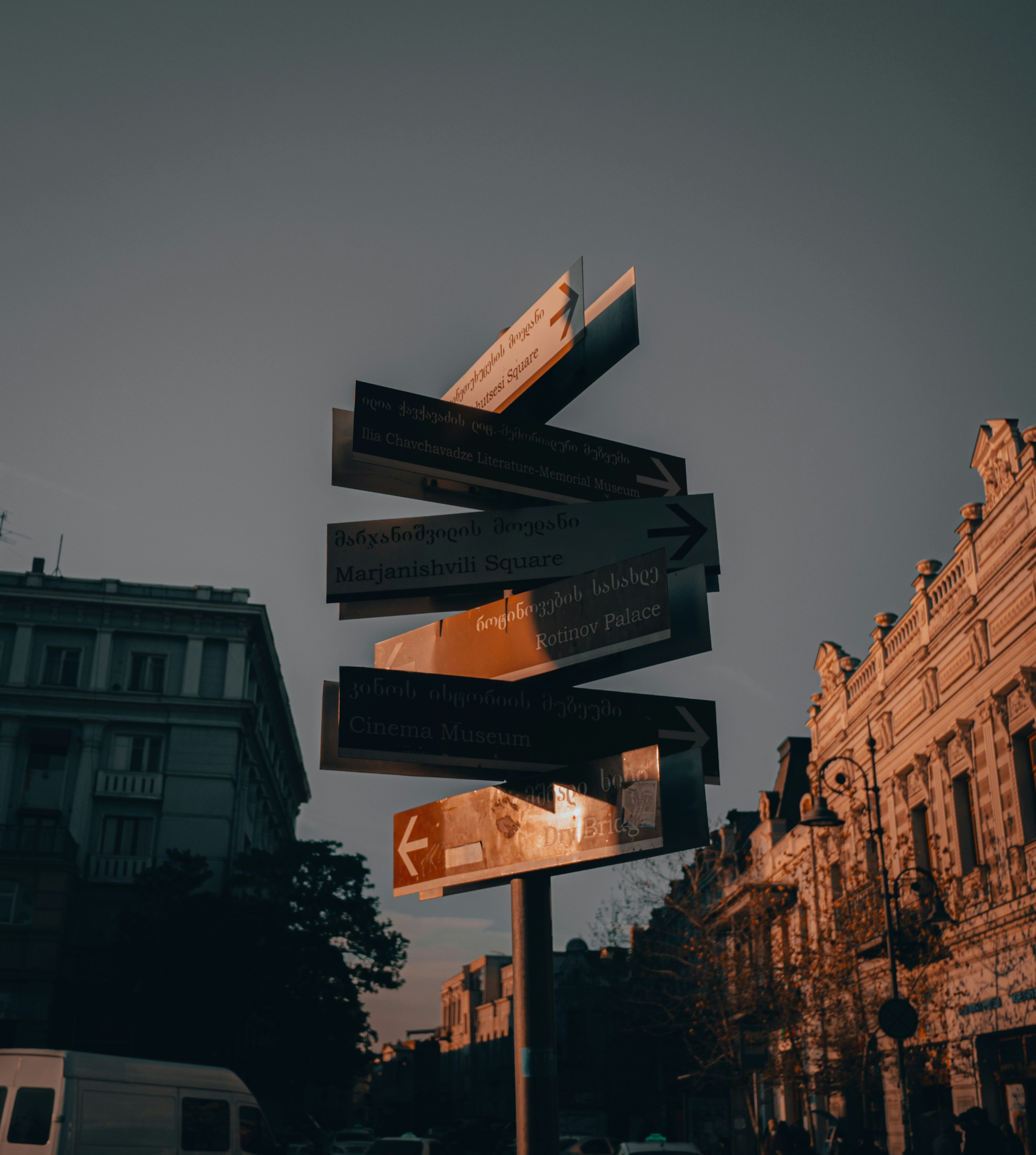 Ein Schild mit verschiedenen Straßenschildern Foto – Kostenloses Bild ...