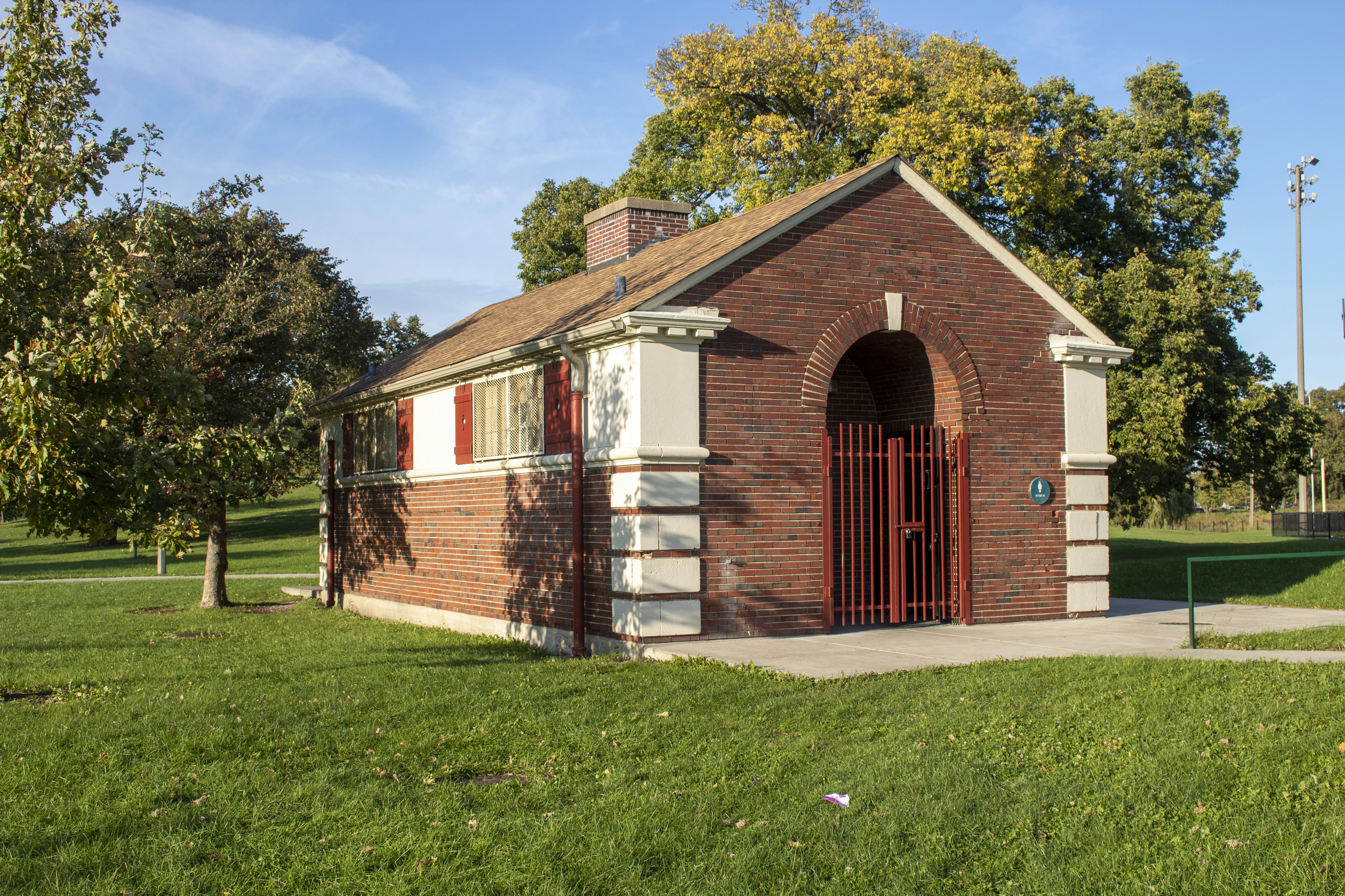 Un edificio de ladrillo con una puerta roja con la iglesia de Jamestown ...