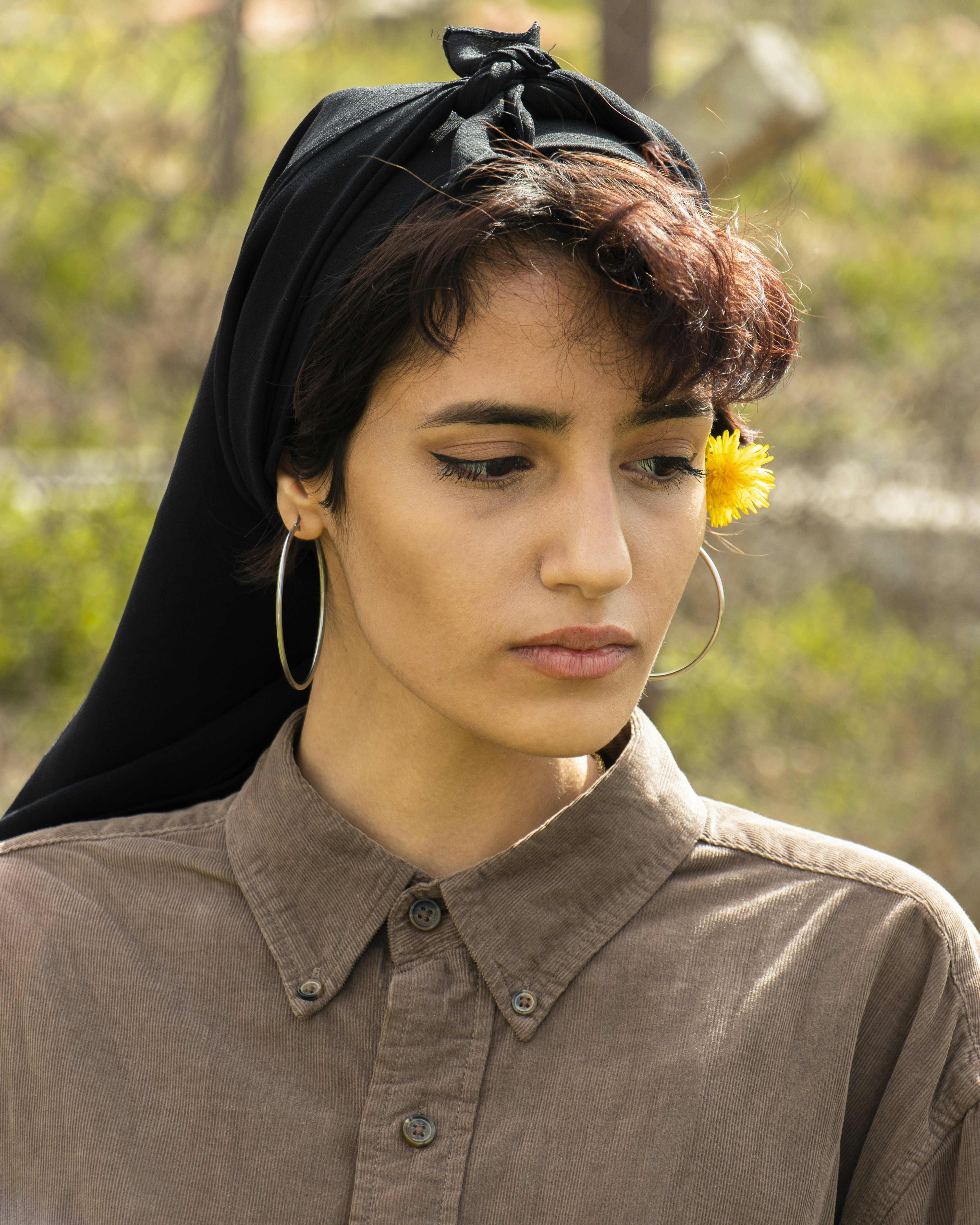 A woman with a flower in her hair photo – Free Tabriz Image on Unsplash