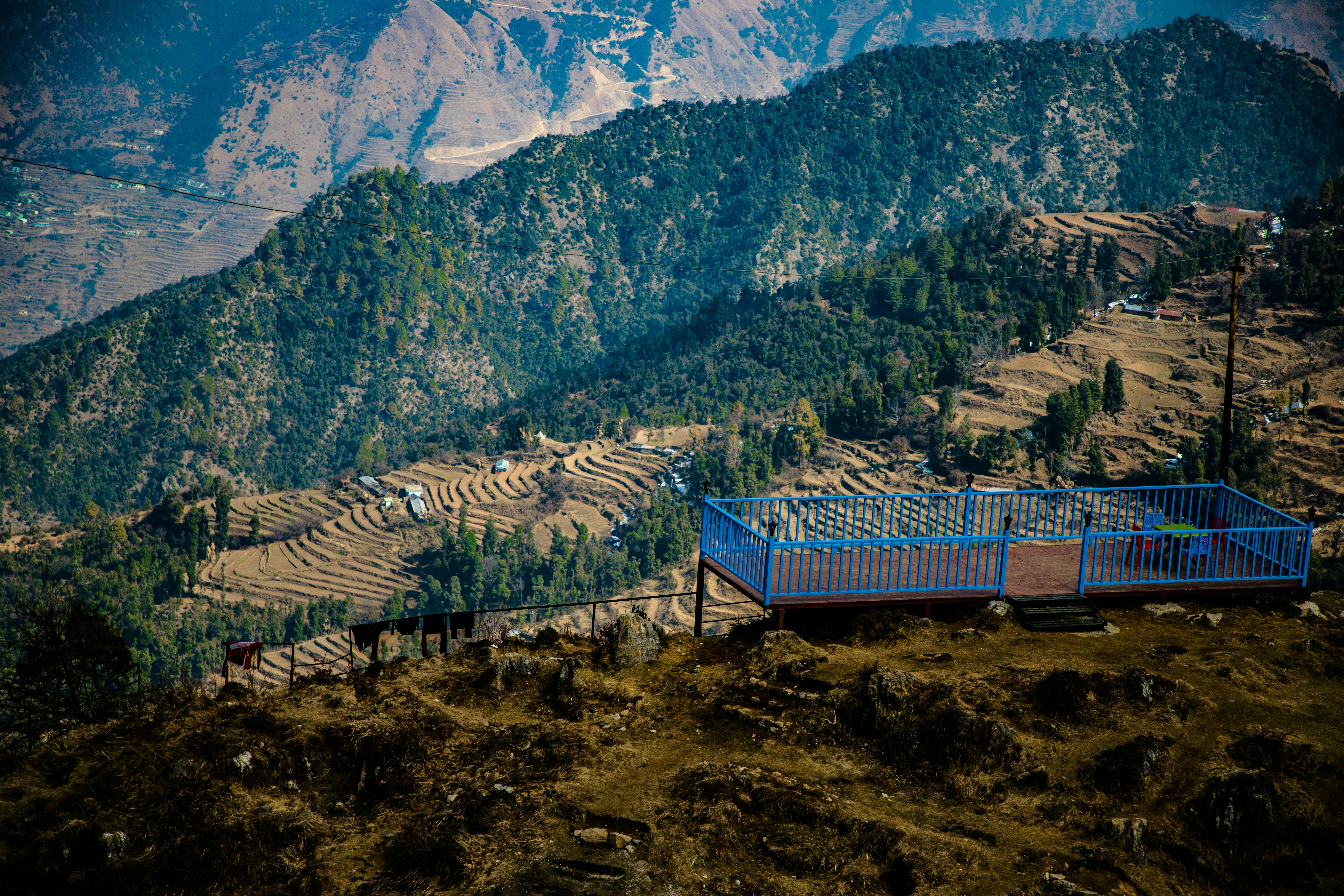 Ein Zug fährt durch eine Bergregion Foto – Kostenloses Bild zum Thema ...