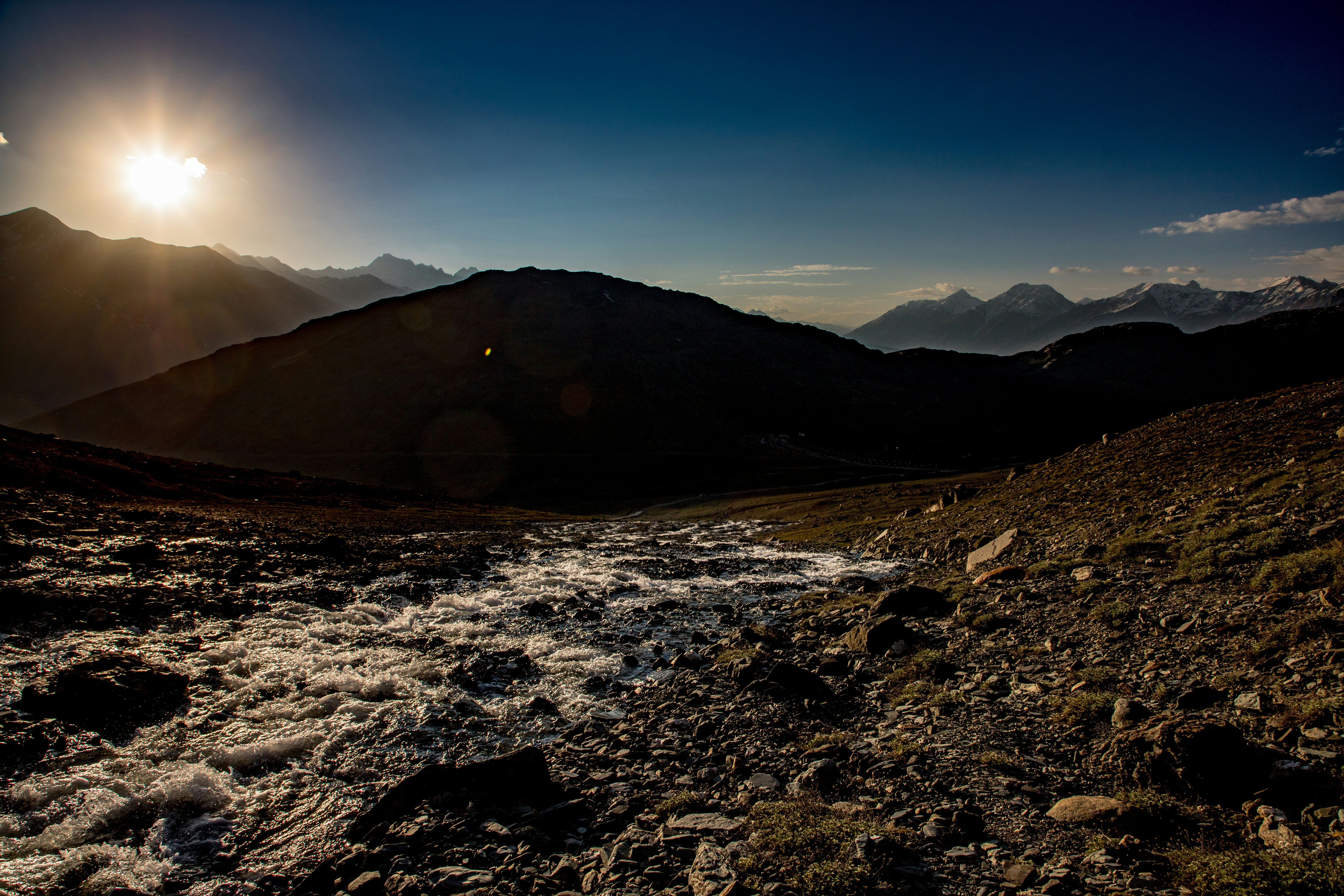 Un paysage rocheux avec des montagnes en arrière-plan photo – Photo ...