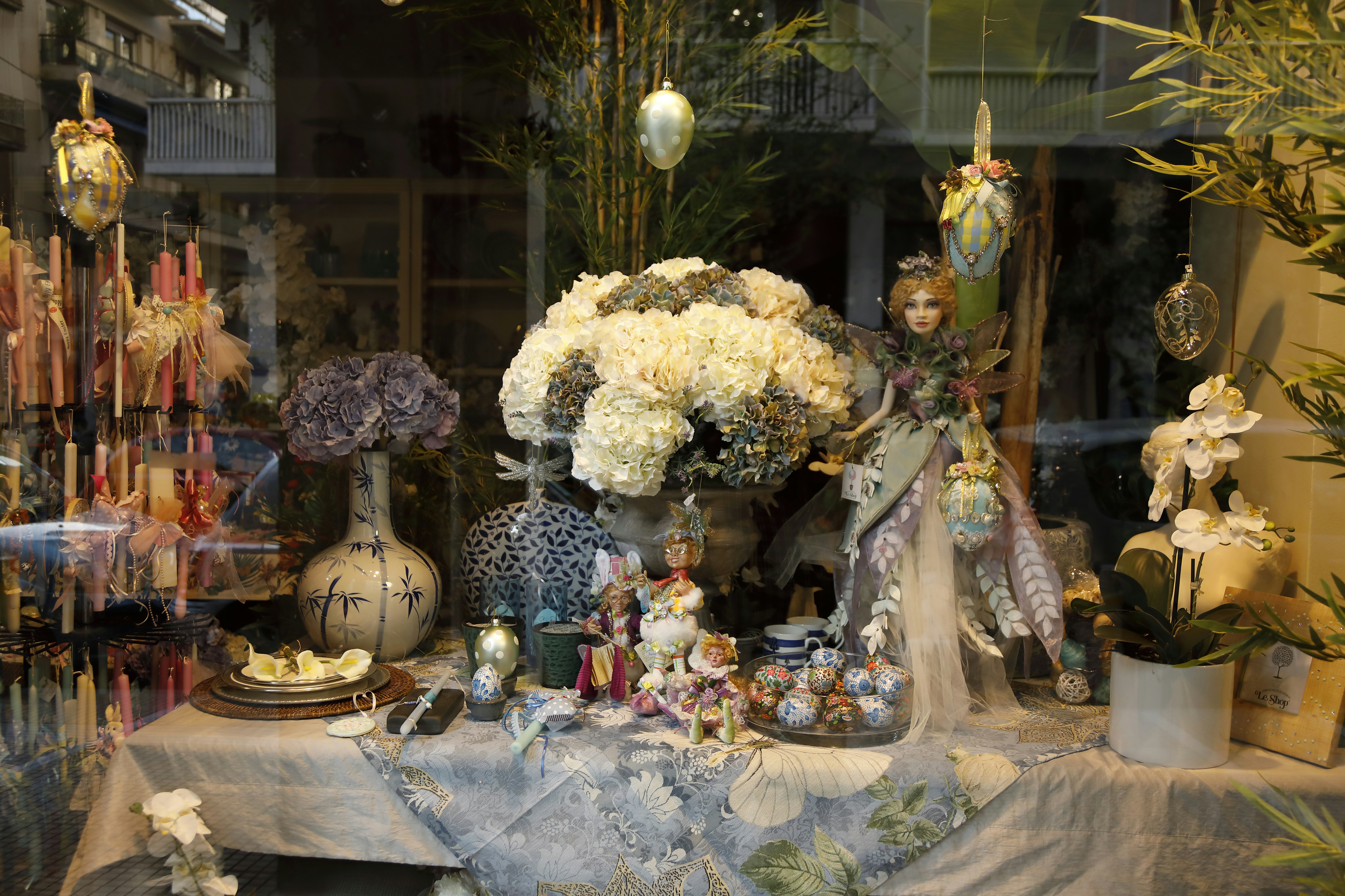 Foto Una mesa está llena de flores – Imagen Escaparates gratis en Unsplash