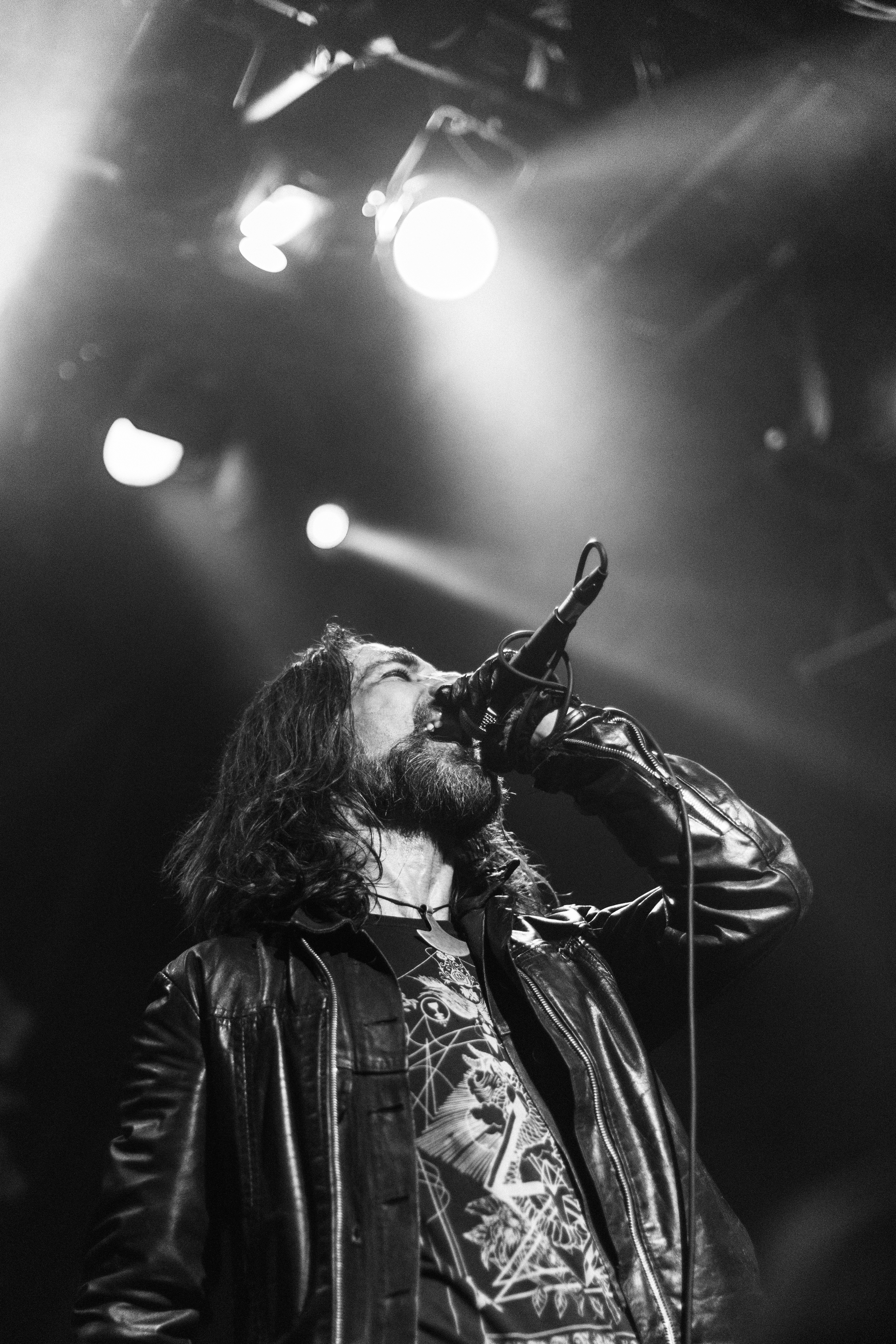 Una persona con cabello largo cantando en un micrófono foto – Imagen de ...