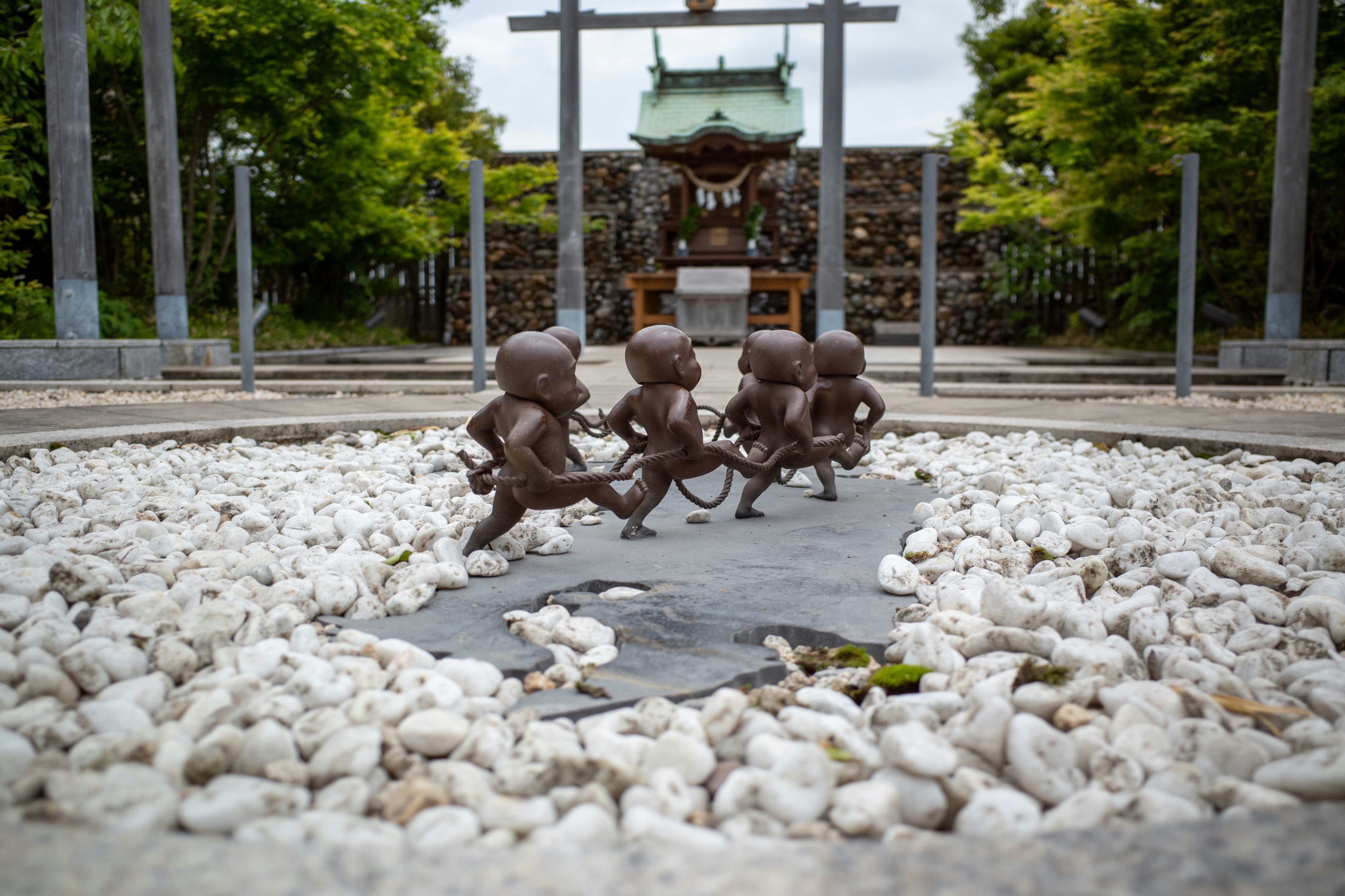 A group of statues in a circle photo – Free Human Image on Unsplash