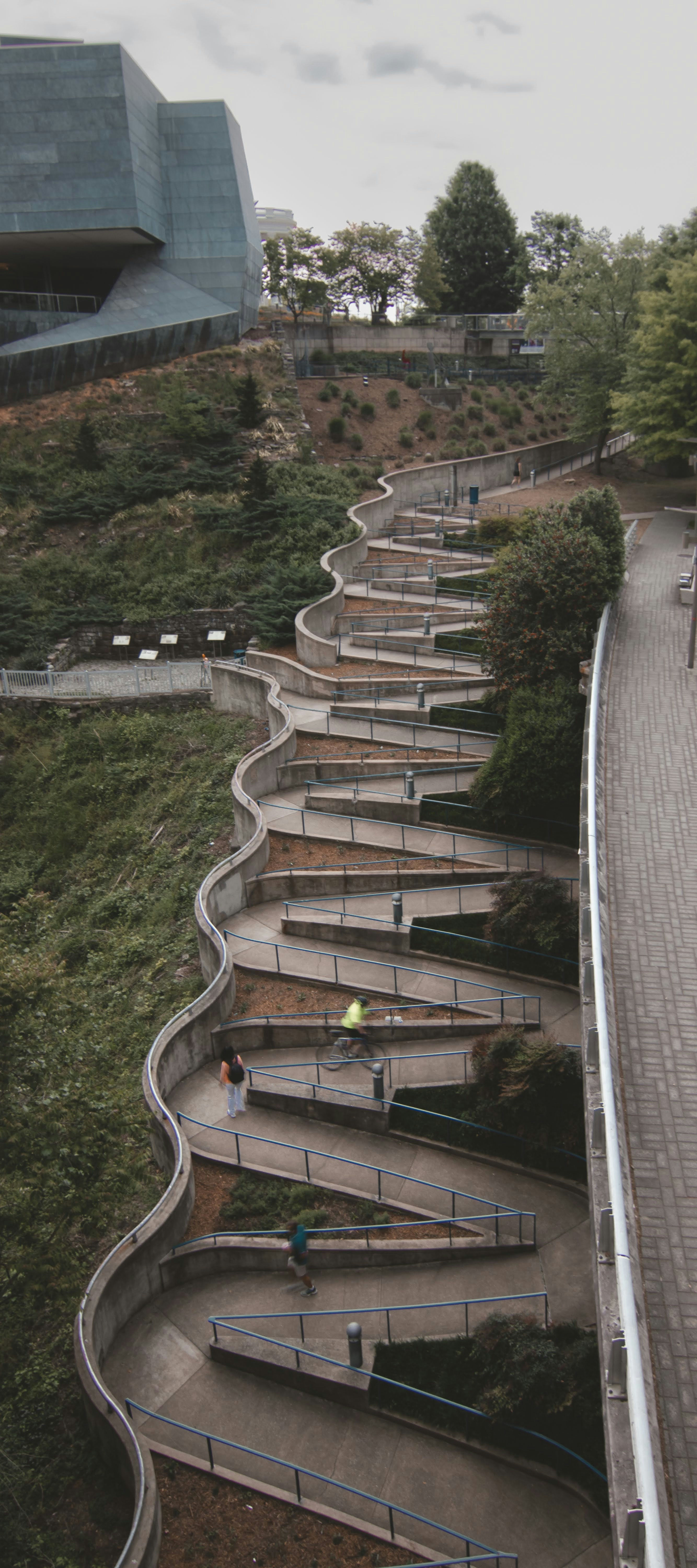 Serpentine Terrace: A Modernist Staircase Descends Beside a Geometric Building