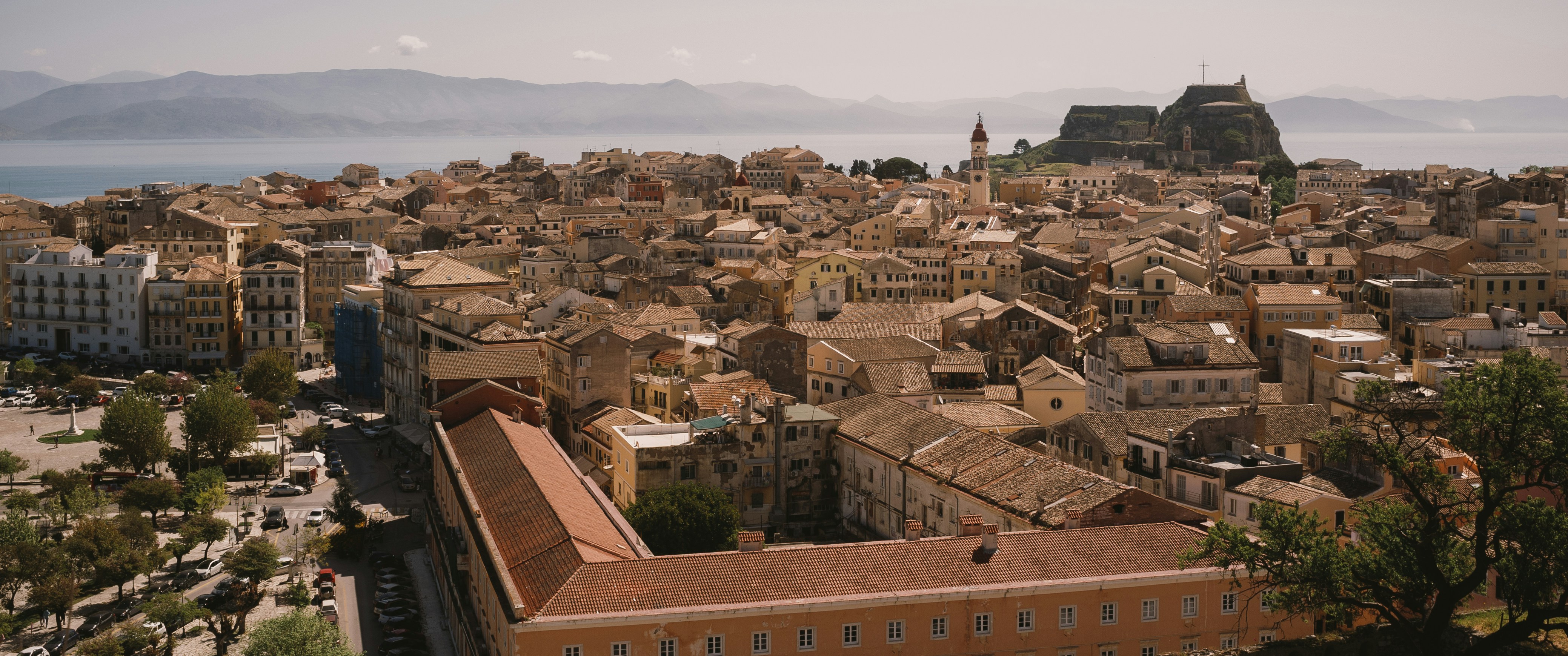 Foto Una ciudad con muchos edificios – Imagen Corfú gratis en Unsplash