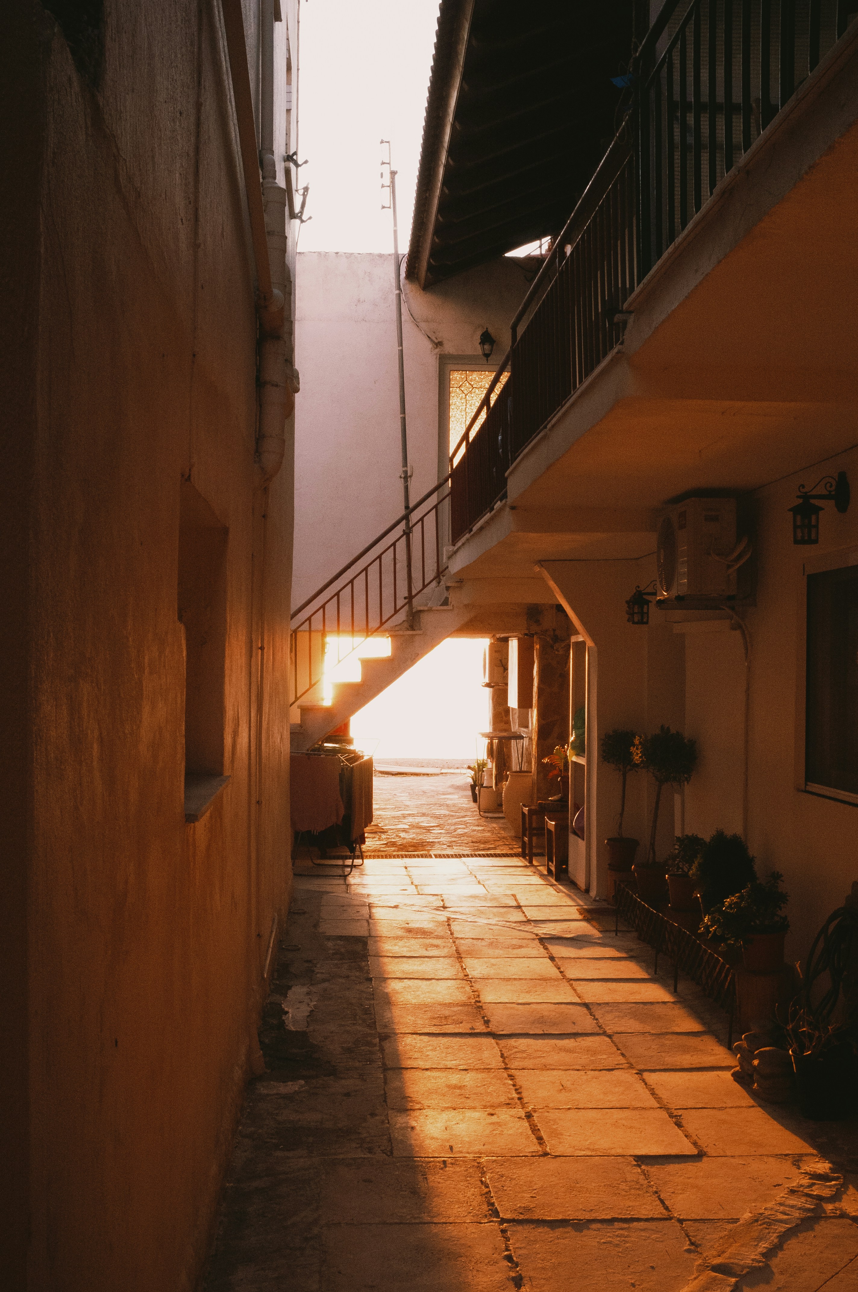 Une ruelle étroite entre les bâtiments photo – Photo Messonghi plage ...