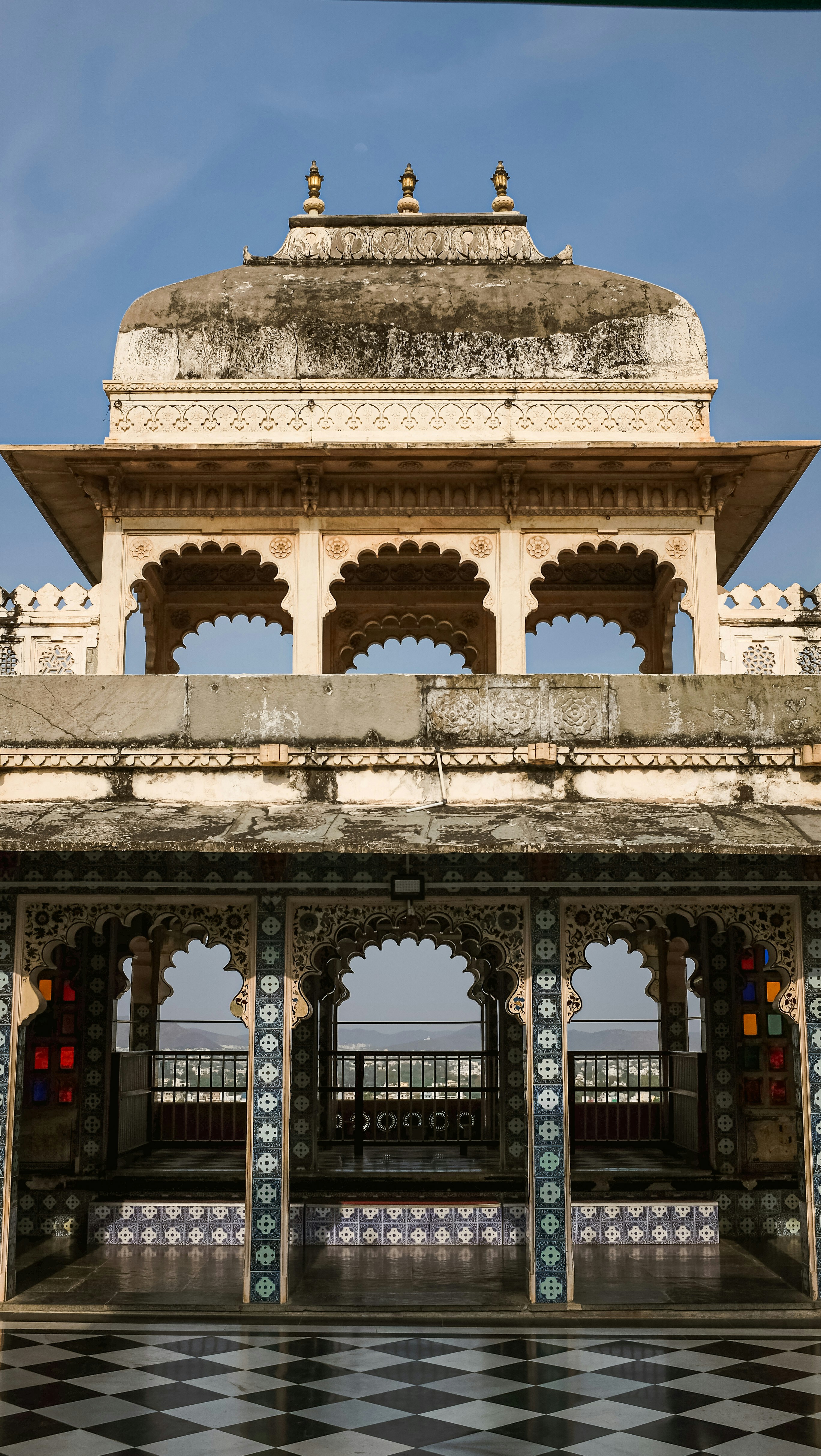 A building with a large archway photo – Free Architecture Image on Unsplash