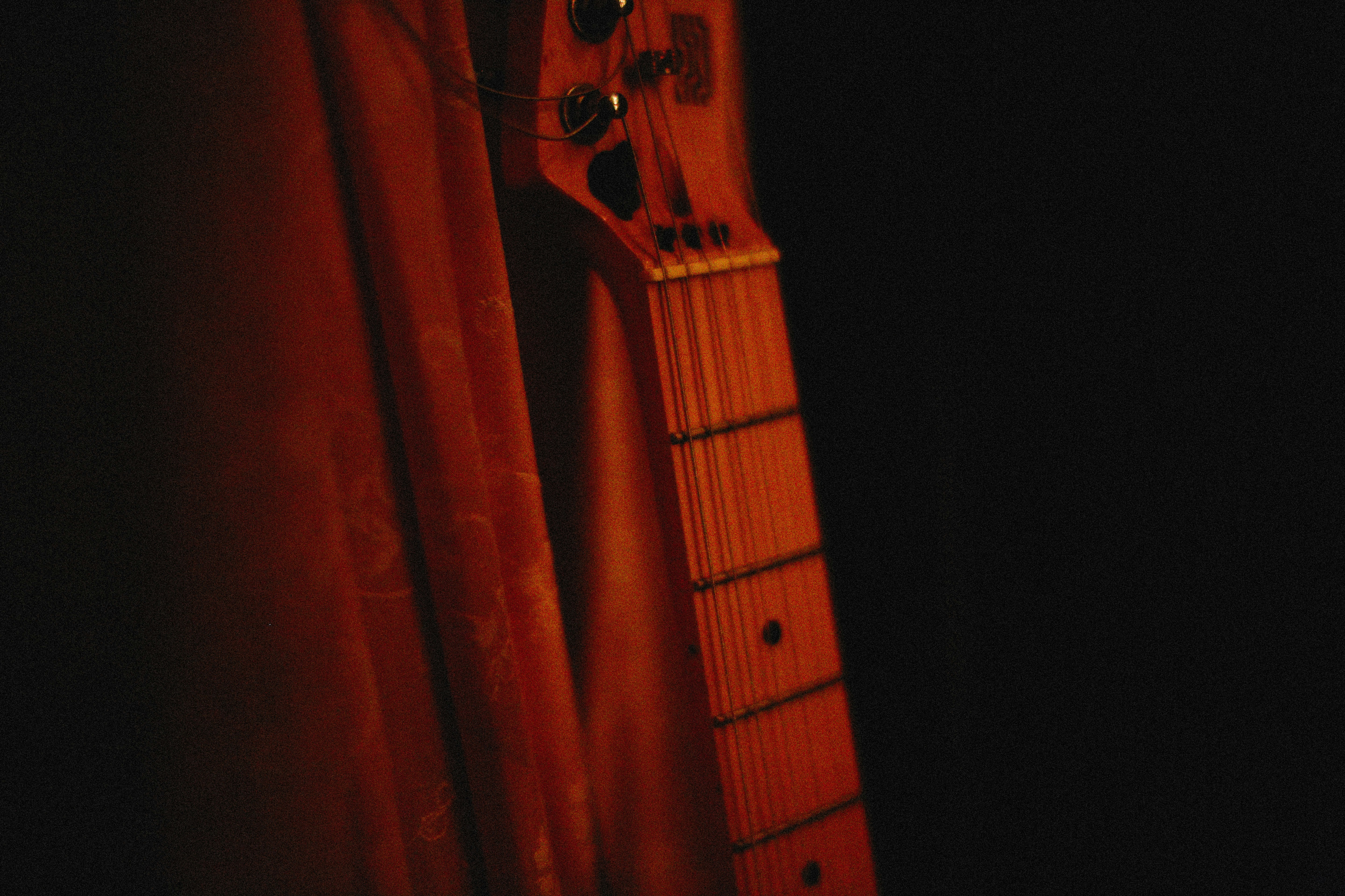 A close-up of a yellow metal beam photo – Free Guitar Image on Unsplash