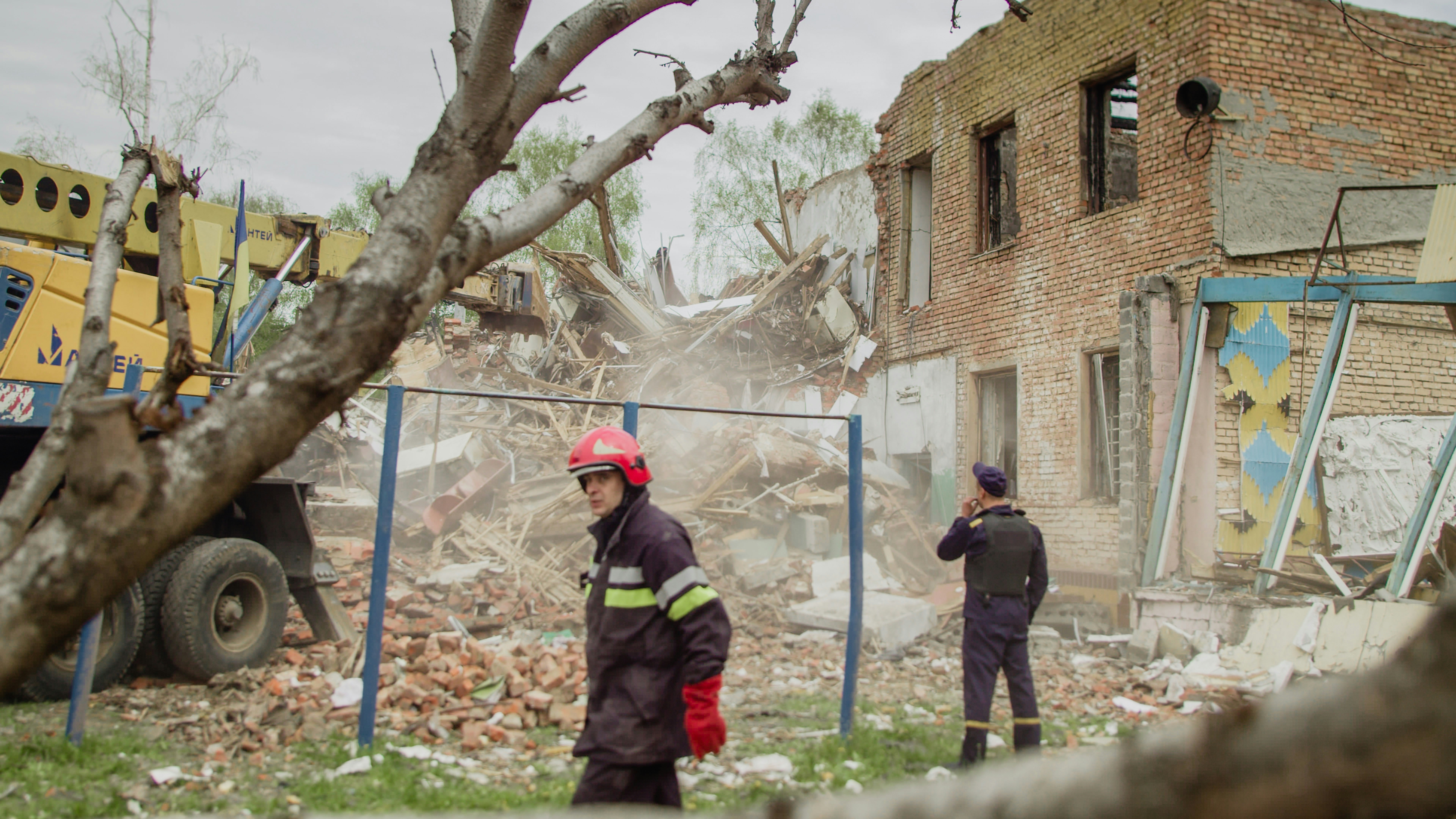 A group of people standing next to a tree that has fallen photo – Free ...
