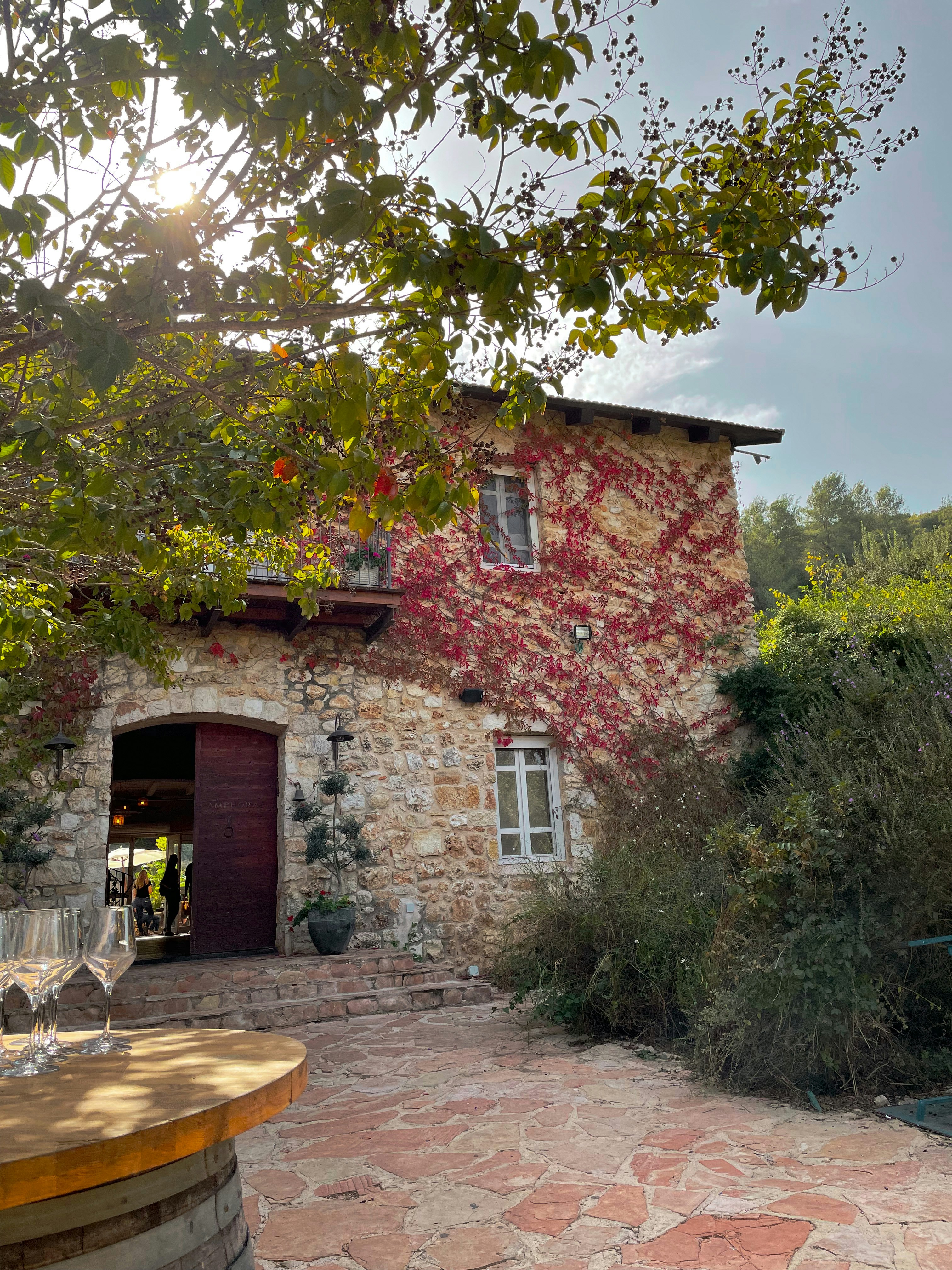 Un bâtiment en brique avec un patio en brique photo – Image gratuite de ...