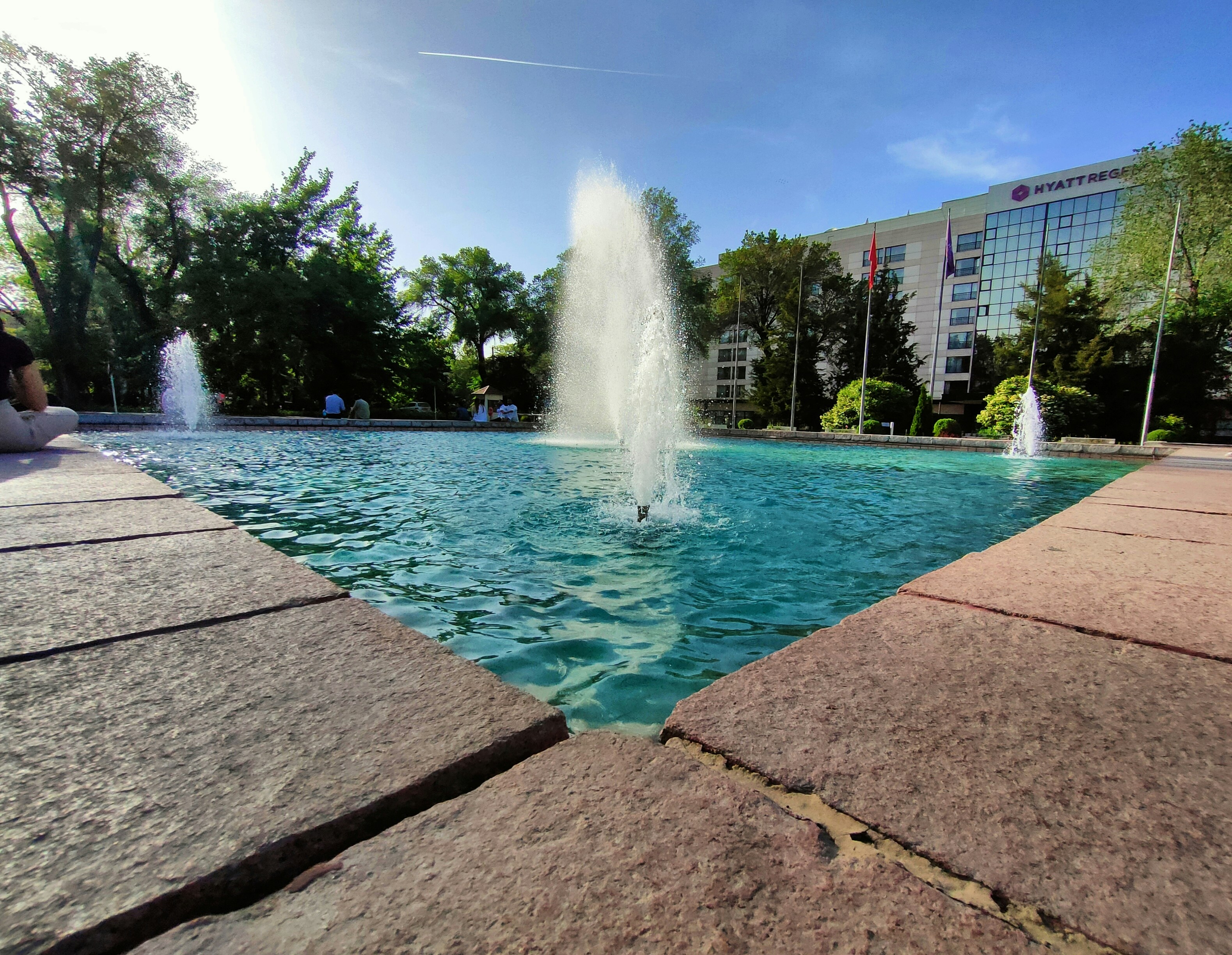 Une fontaine dans une piscine photo – Photo L'eau Gratuite sur Unsplash
