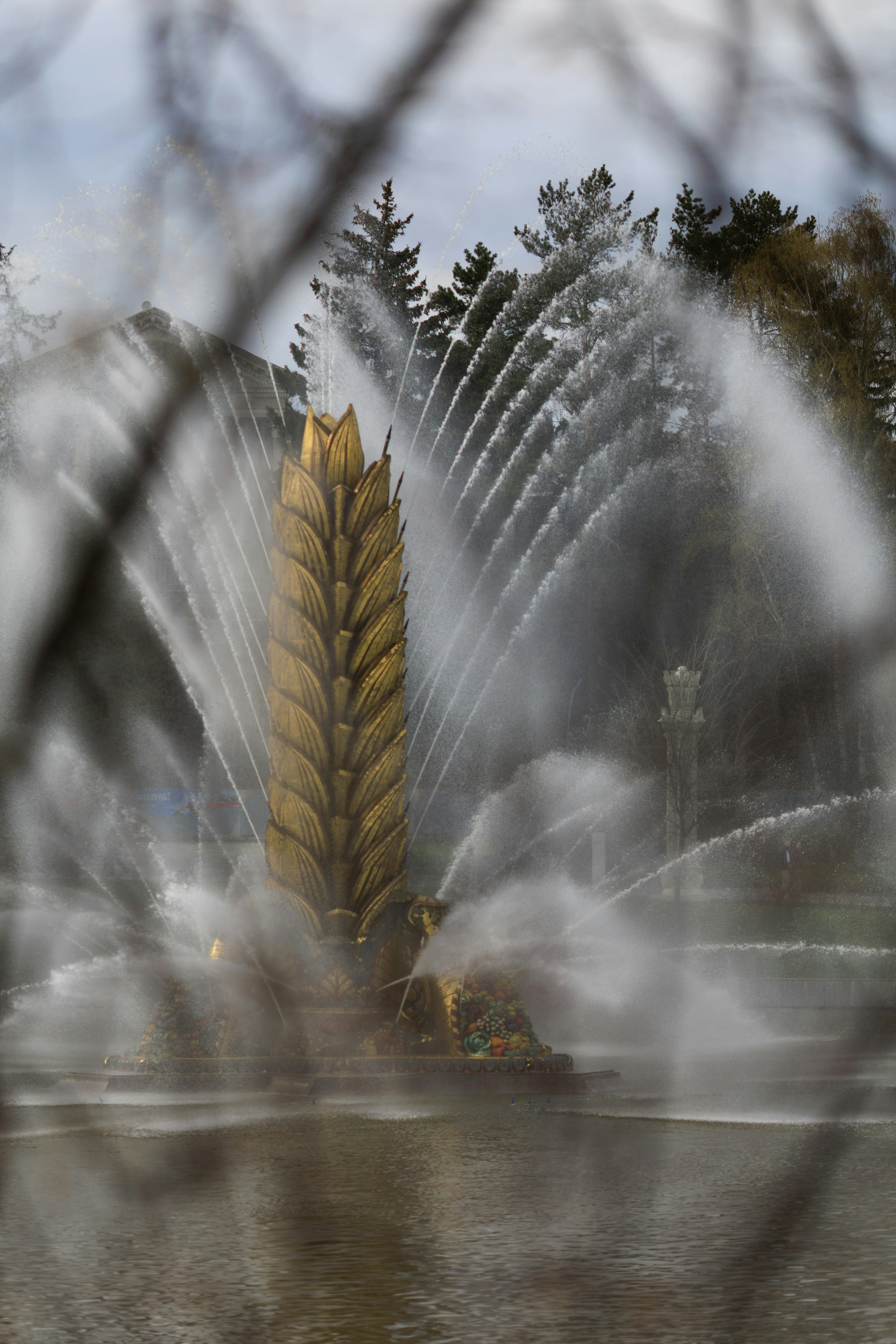 A fountain with water shooting up photo – Free Grey Image on Unsplash
