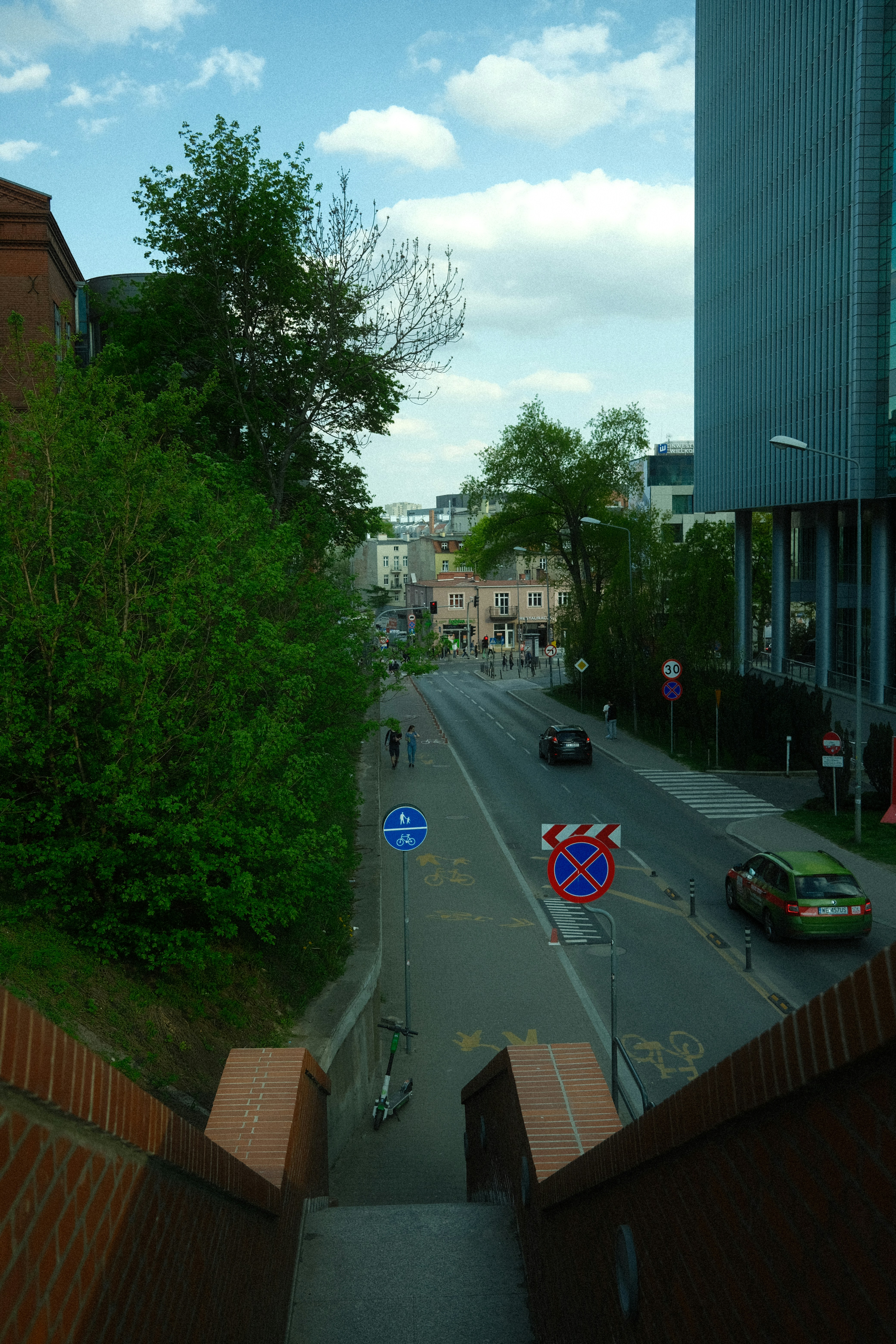 Foto zum Thema Eine Straße mit Autos und Bäumen – Kostenloses Bild zu ...