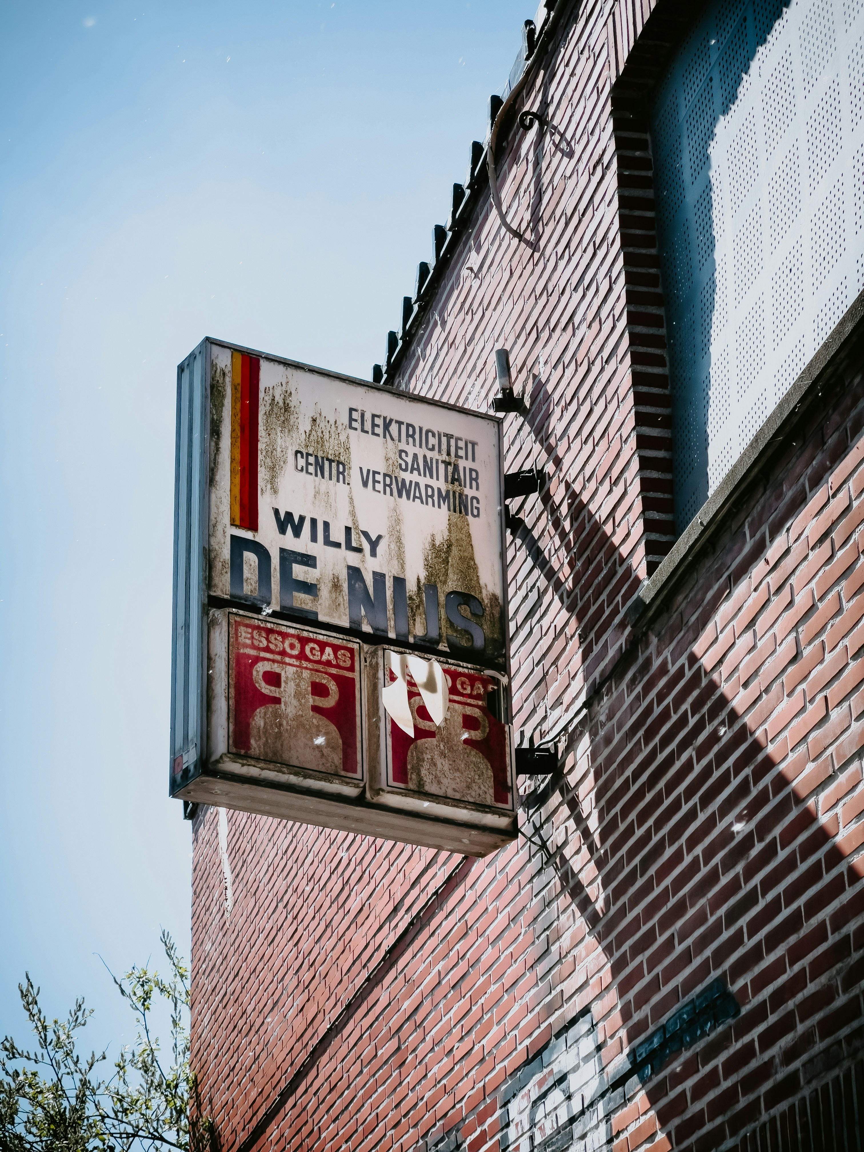 A sign on a building photo – Free Old Image on Unsplash