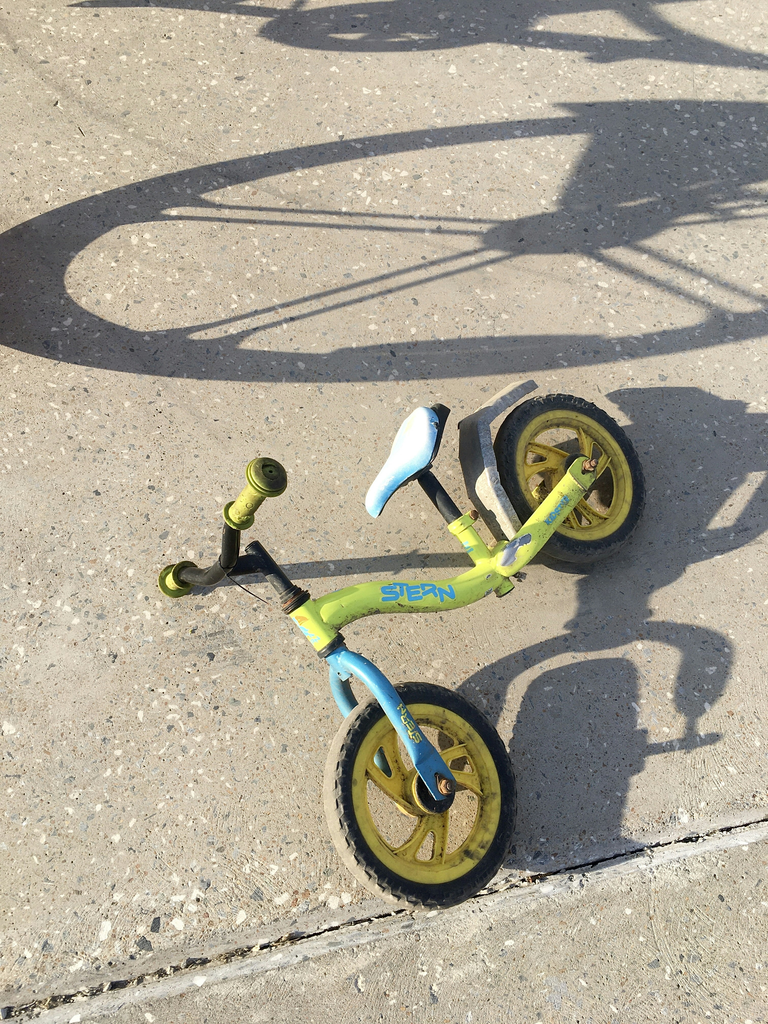 A green and yellow bicycle photo – Free Wheel Image on Unsplash