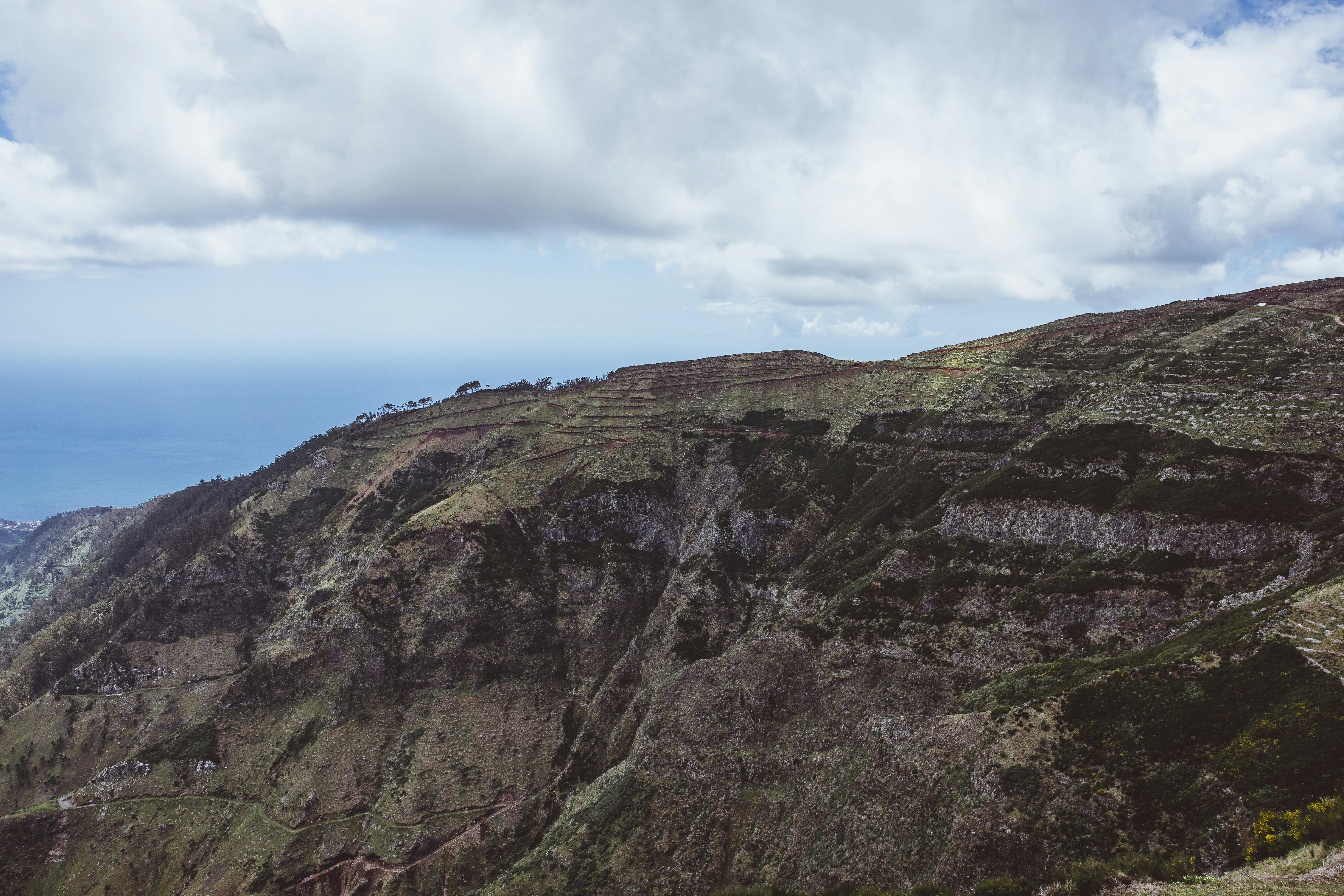 Une montagne avec une vallée en contrebas photo – Photo Îles de Madère ...