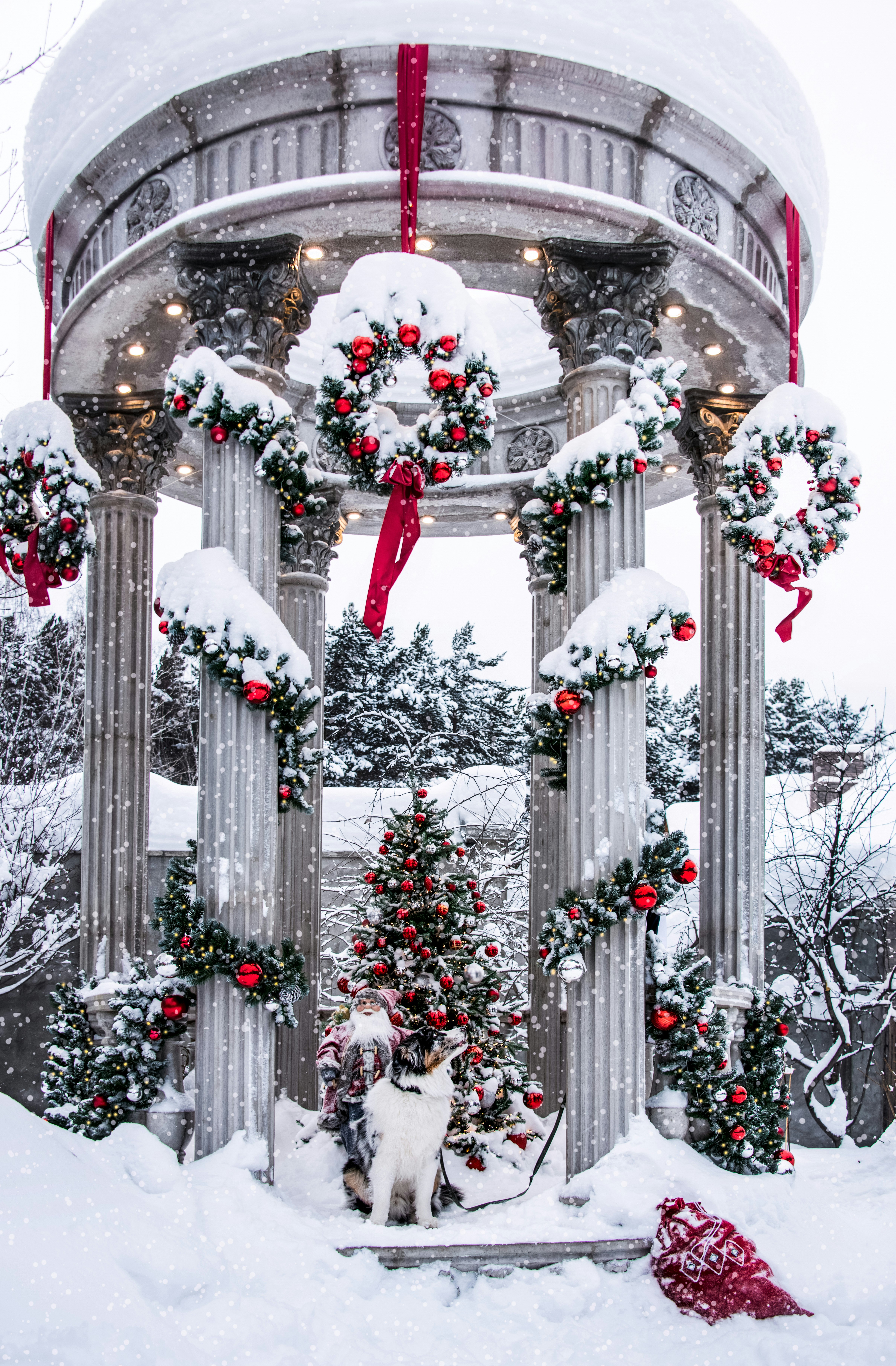 A decorated entryway with snow photo – Free Bayville Image on Unsplash