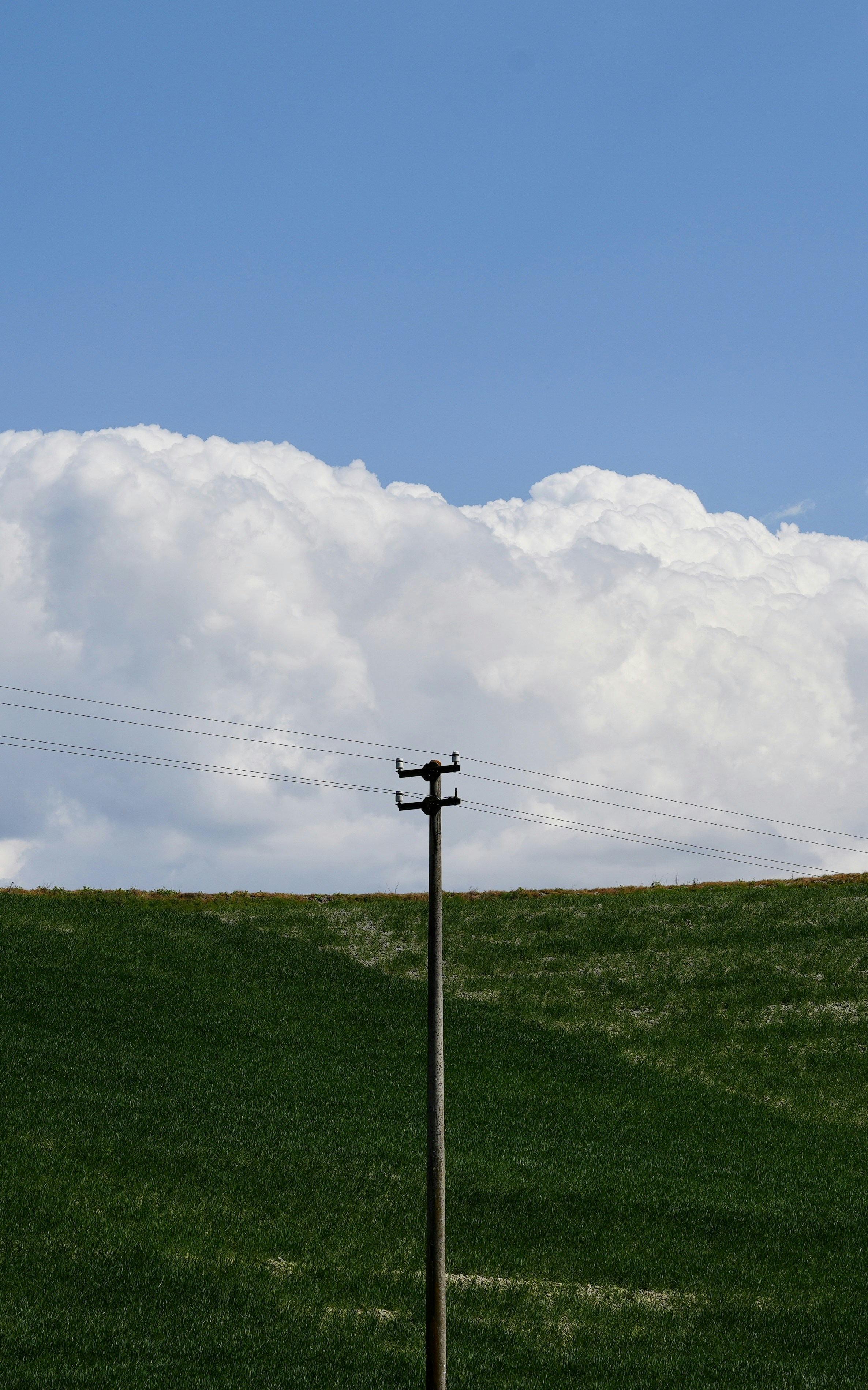 Foto Un poste de teléfono en un campo – Imagen Gris gratis en Unsplash