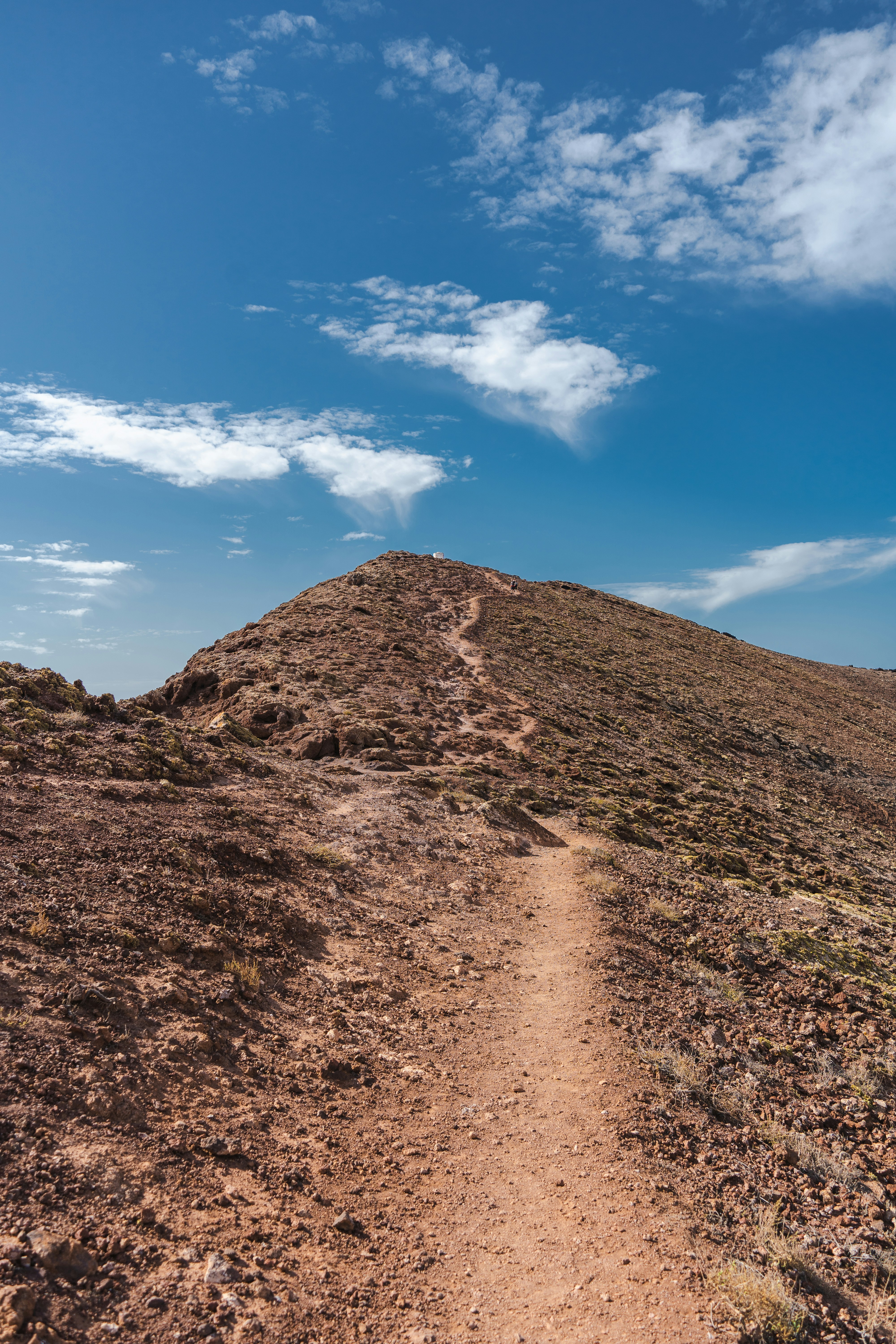 Foto Una colina de tierra con un camino de tierra – Imagen Lanzarote ...